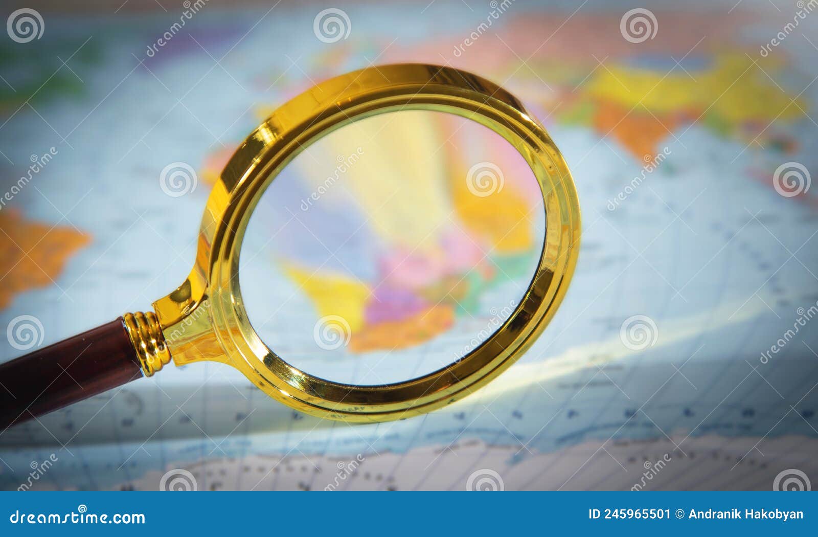 Lupa sobre o mapa mundial imagem de stock. Imagem de cartografia ...