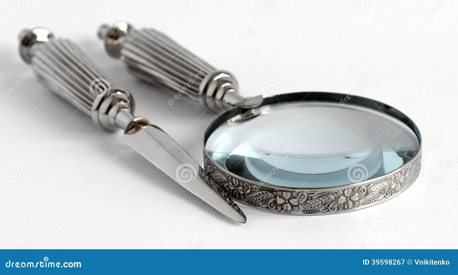 Lupa y abrelatas de letra imagen de archivo. Imagen de sostenido - 39598267