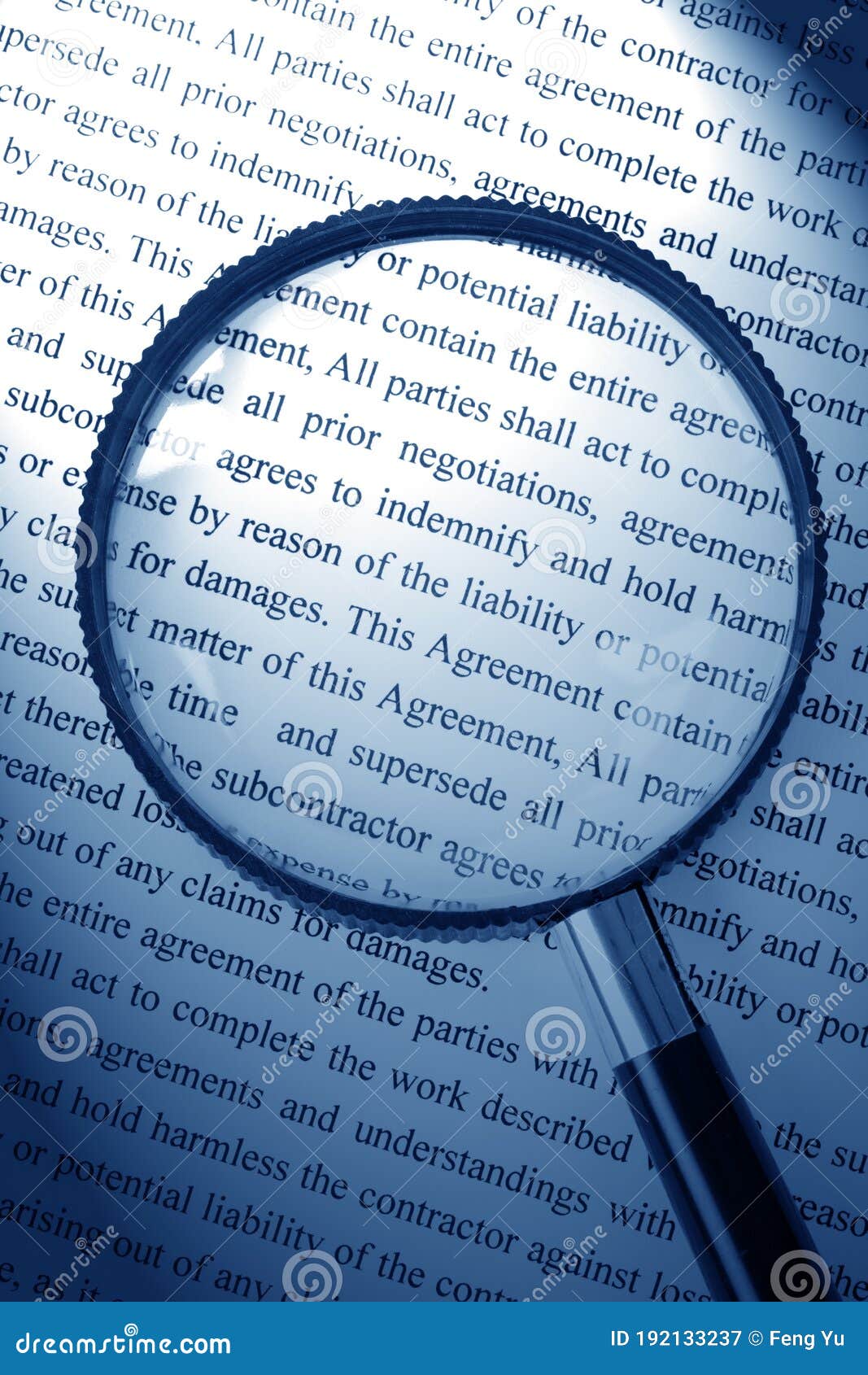 Lupa y documento imagen de archivo. Imagen de fondo - 192133237