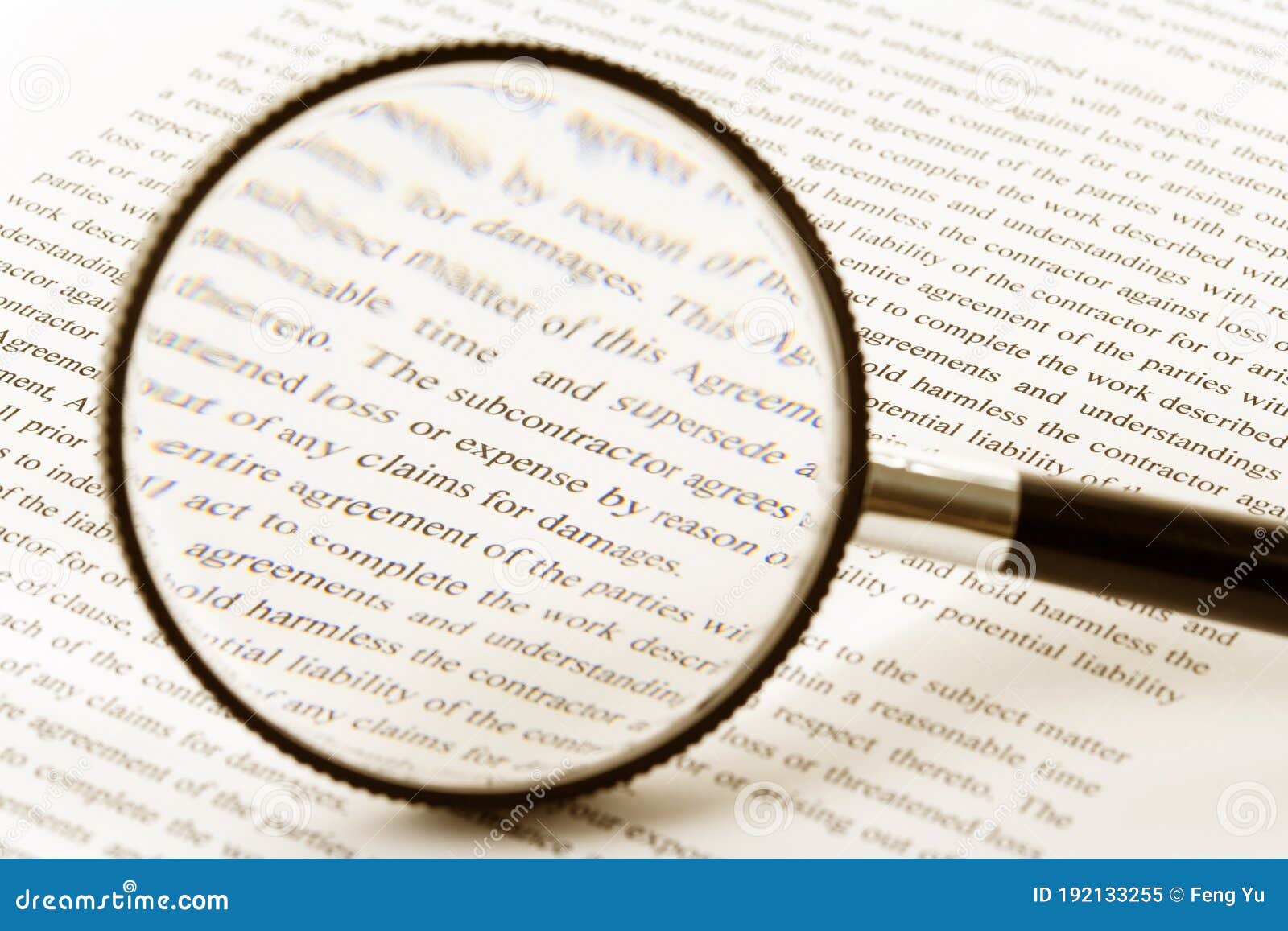 Lupa y documento imagen de archivo. Imagen de papel - 192133255