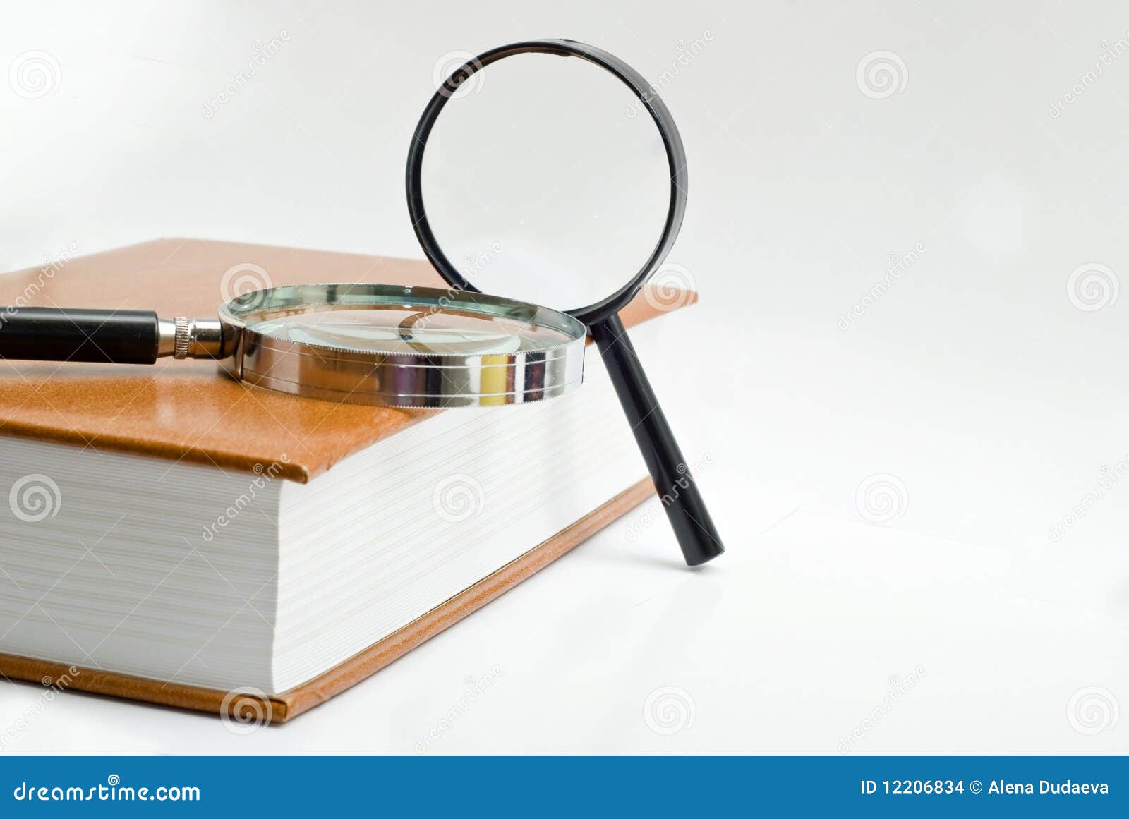 Lupa y libro dos foto de archivo. Imagen de aprenda, listo - 12206834