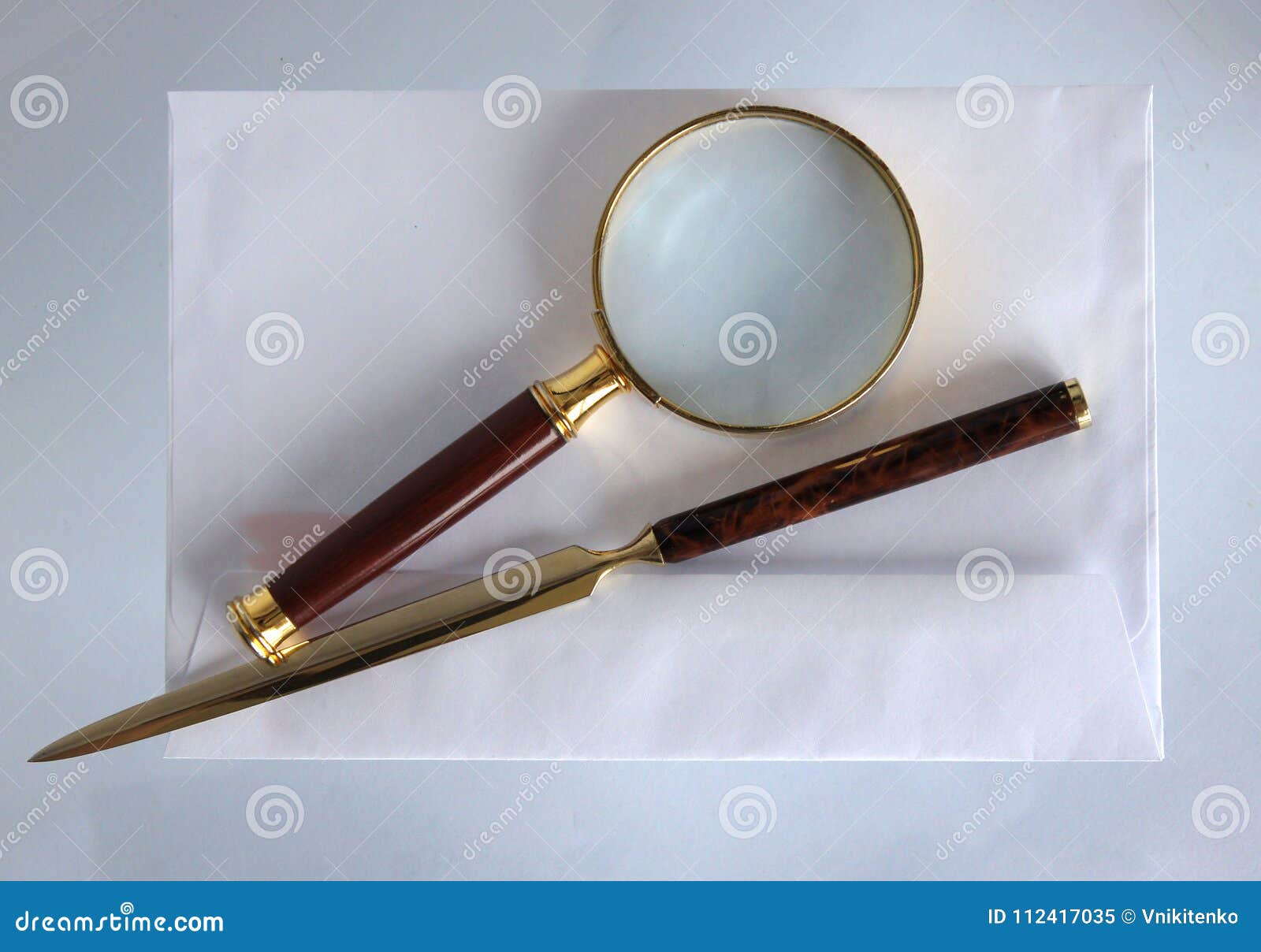 Lupa Y Un Abrelatas De Letra Imagen de archivo - Imagen de oficina ...