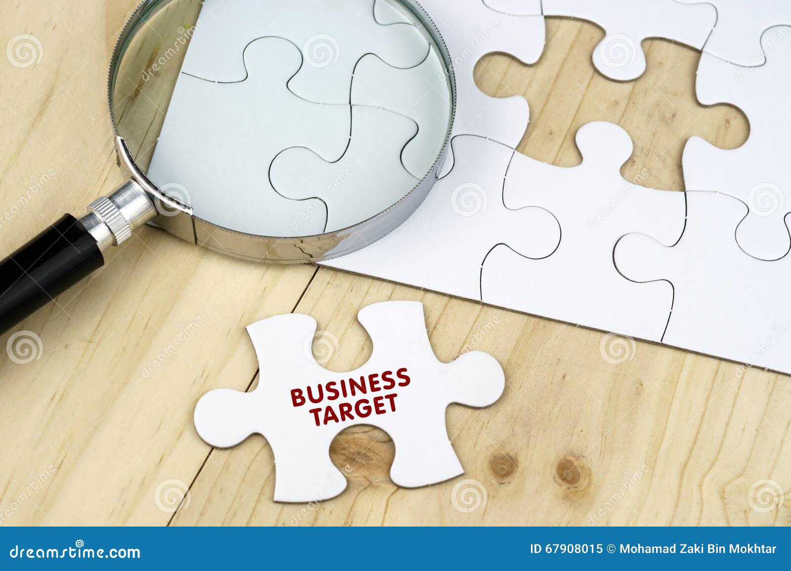 Lupe Auf Puzzlen Und Ein Puzzlespiel Bessern Aus Stockbild - Bild von ...