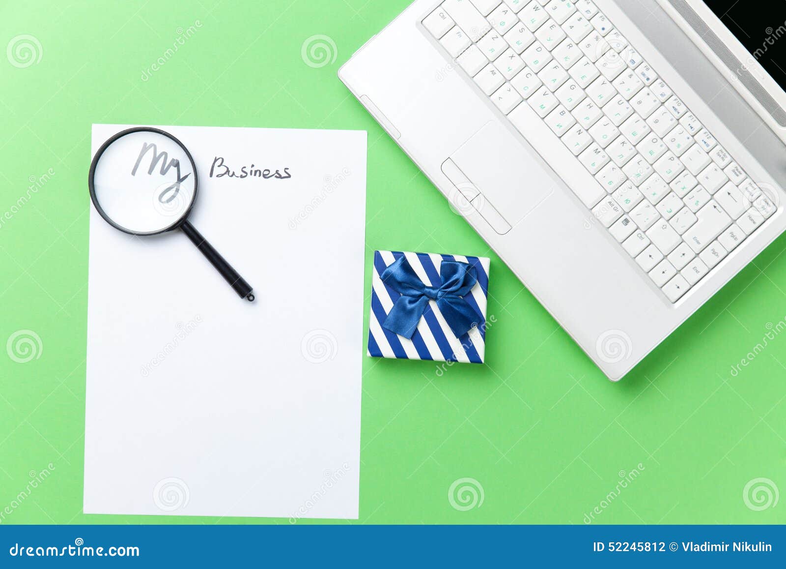 Lupe, Papier Und Geschenk Mit Computer Stockfoto - Bild von geschäft ...