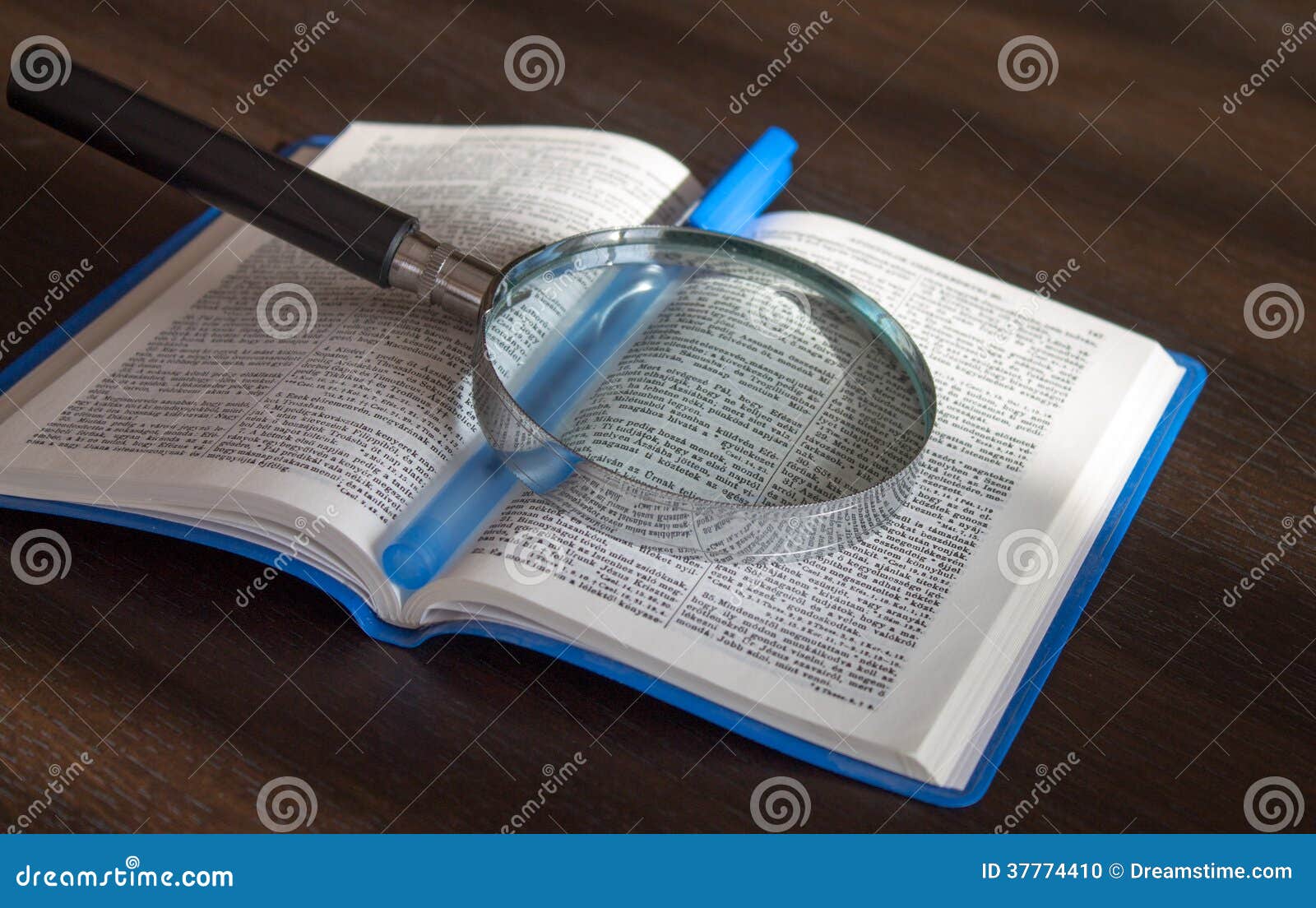 Lupe, Stift und Buch stockfoto. Bild von ausbildung, feder - 37774410