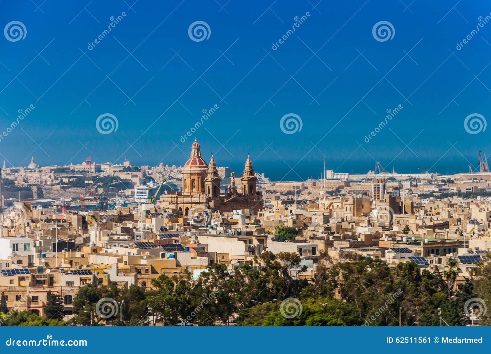 Luqa à Malte image stock. Image du avec, près, ville - 62511561