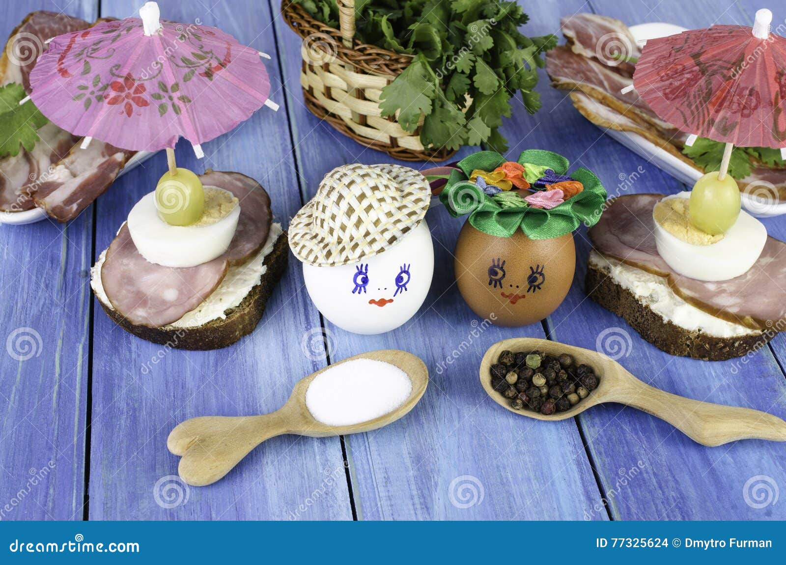 Lustige Eier Im Hut Und Im Kranz Stockfoto - Bild von gewürze, löffel ...