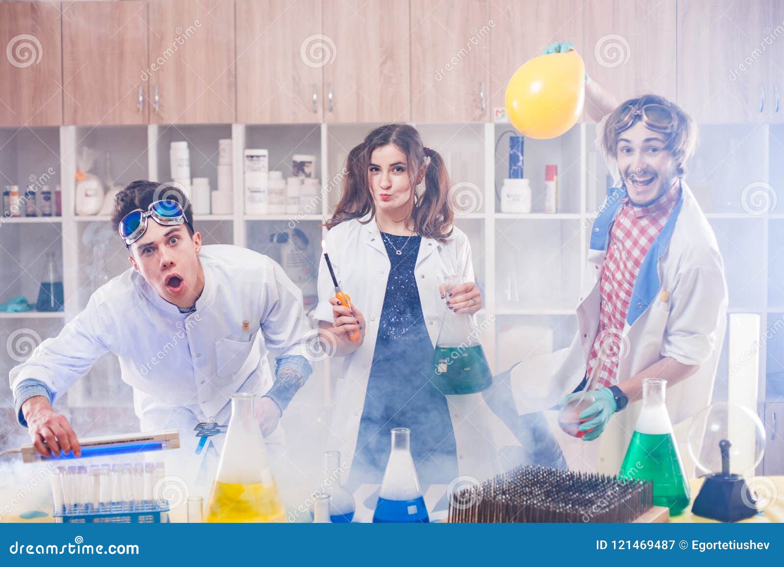 Lustige Wissenschaftler, Die Experiment Machen Stockbild - Bild von ...