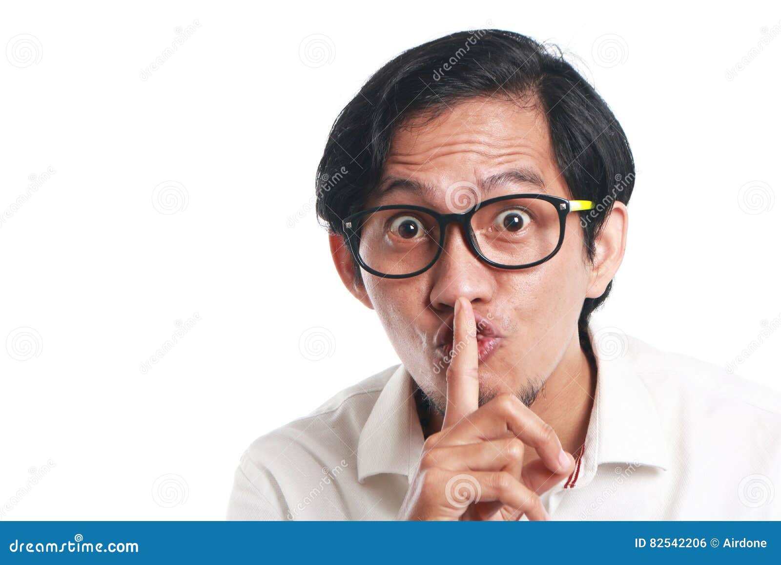 Lustiger Asiatischer Mann, Der Geste Zum Schweigen Bringt Stockfoto ...