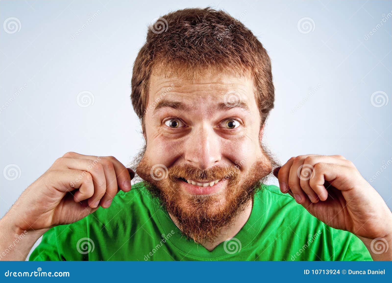 Lustiger Dummer Mann, Der Seinen Haarigen Bart Ergreift Stockfoto ...