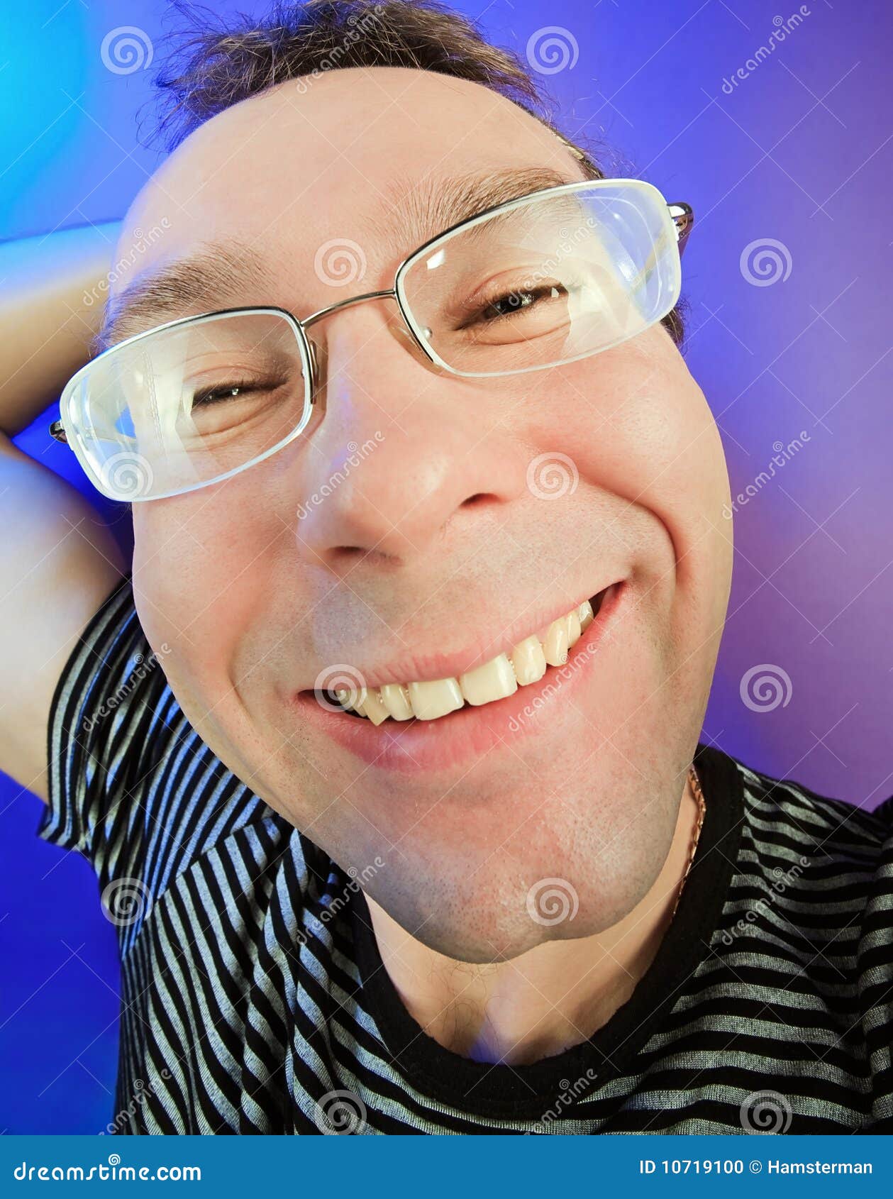 Lustiger Glücklicher Mann Im Glasportrait Stockfoto - Bild von glück ...