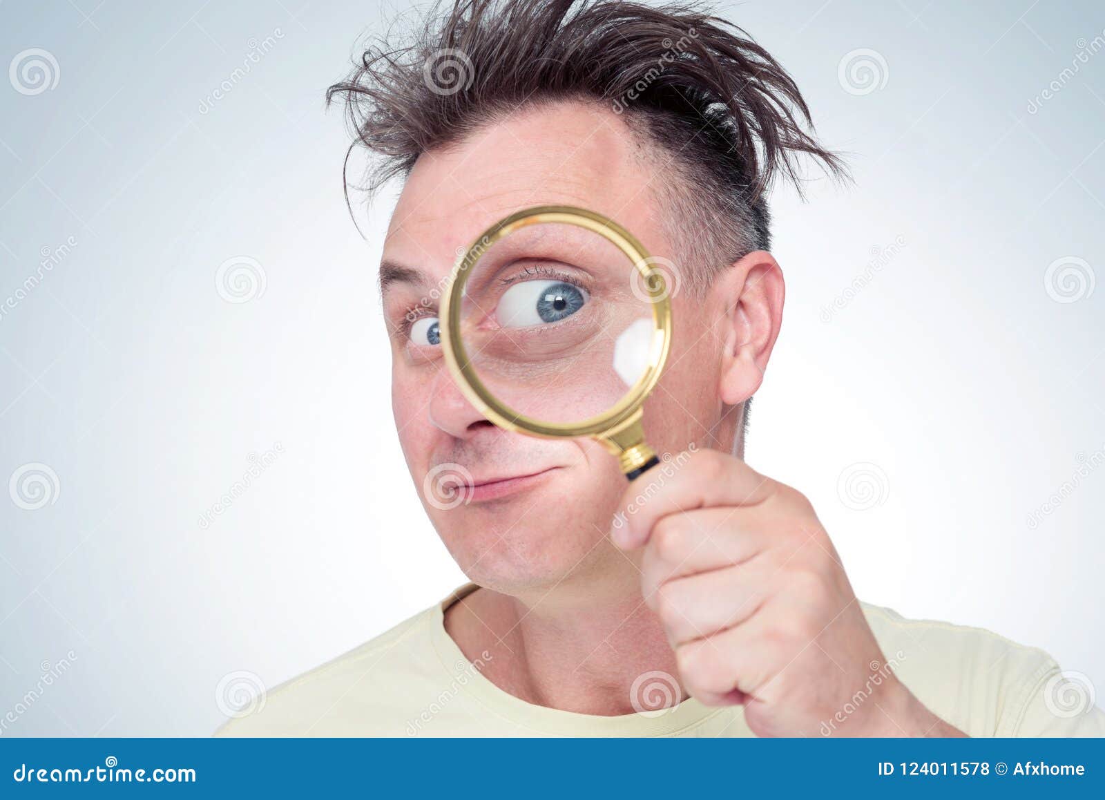 Lustiger Junger Mann, Der Durch Lupe, Auf Hellem Hintergrund Schaut ...