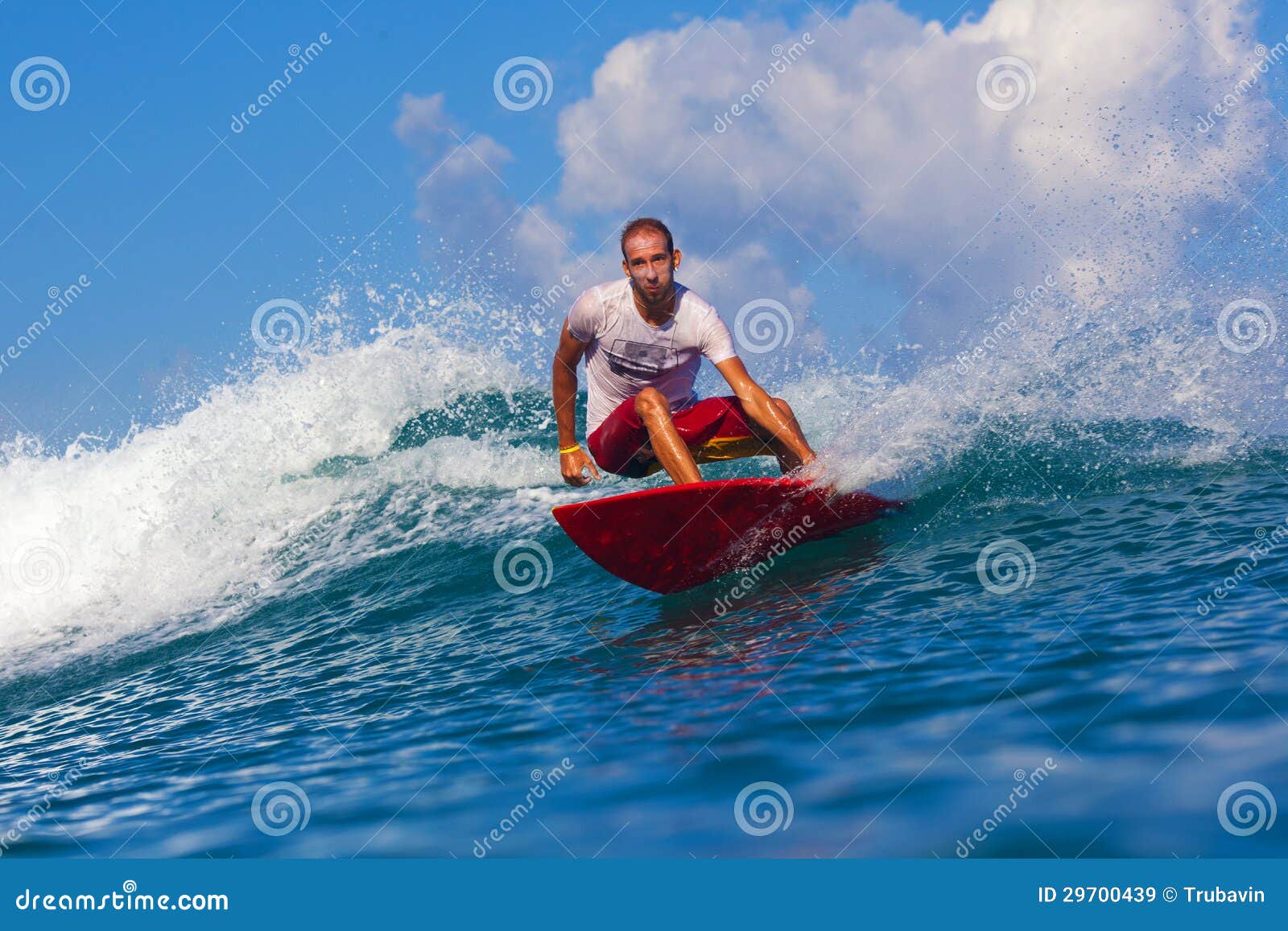 Surfen einer Welle stockbild. Bild von surfbrett, freizeit - 29700439