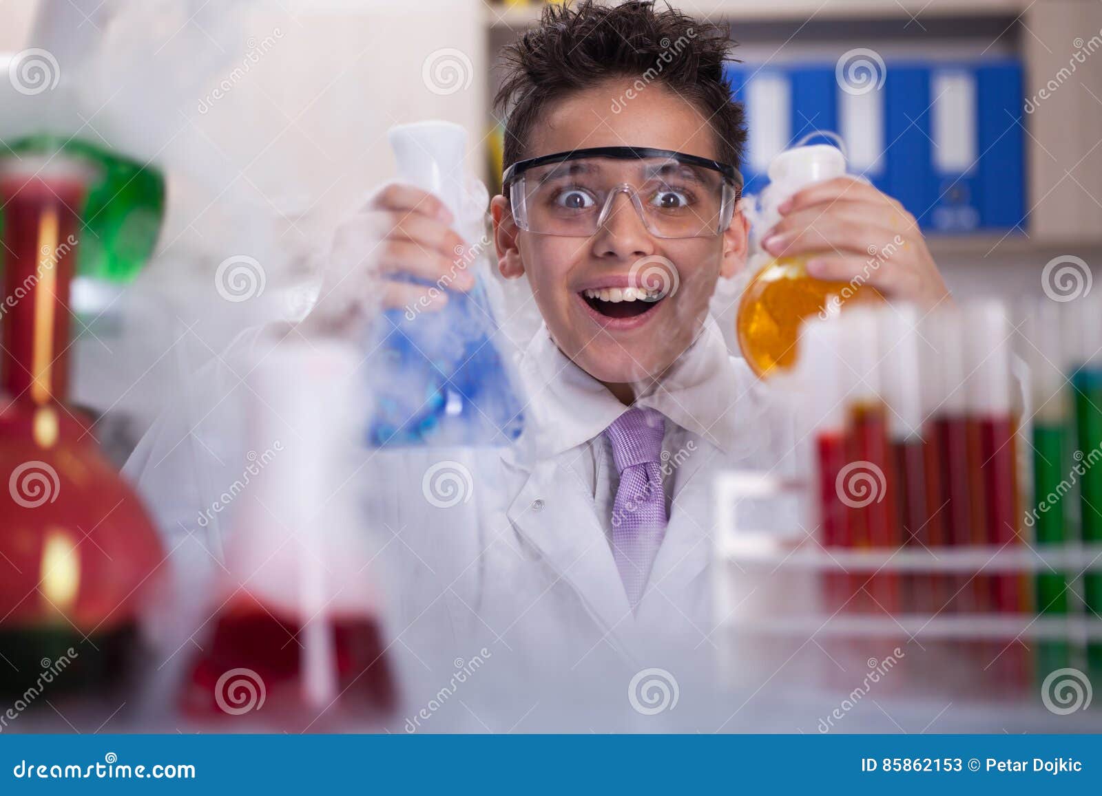 Lustiger Wissenschaftlerjunge, Der in Einem Labor Arbeitet Stockbild ...