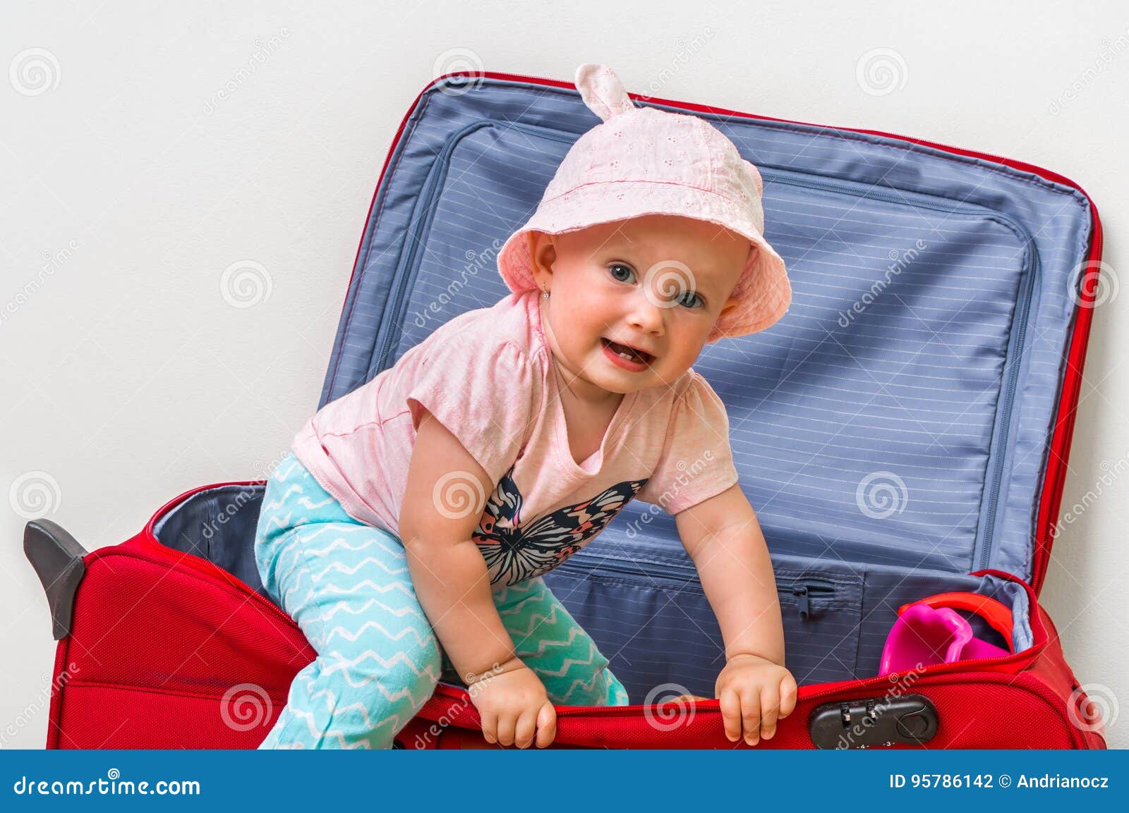 Lustiges Baby im Koffer stockfoto. Bild von geöffnet - 95786142