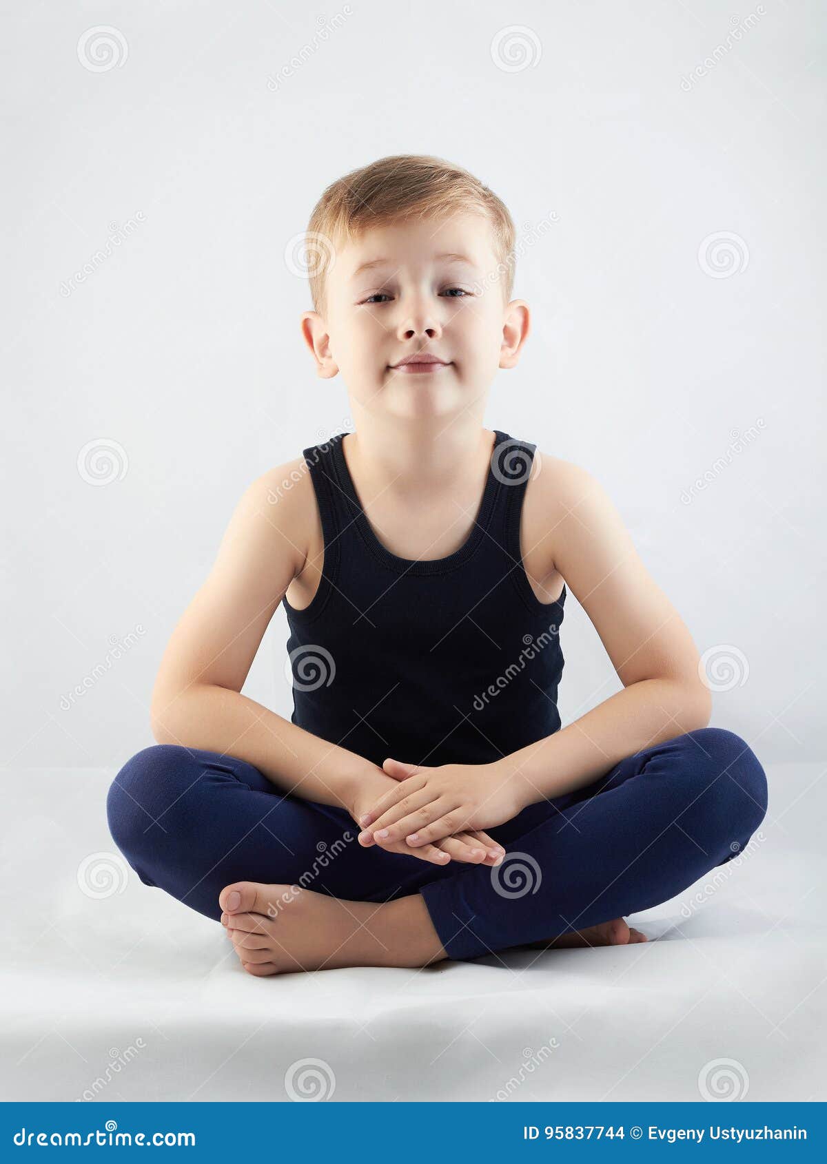 Lustiges Kind Little Boy stockfoto. Bild von zicklein - 95837744