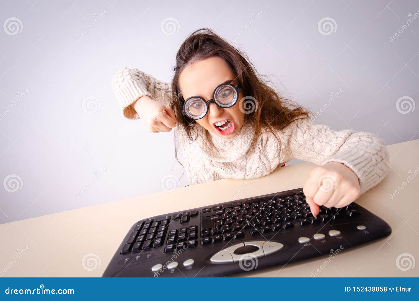 Lustiges Sonderlingsm?dchen, Das an Computer Arbeitet Stockfoto - Bild ...