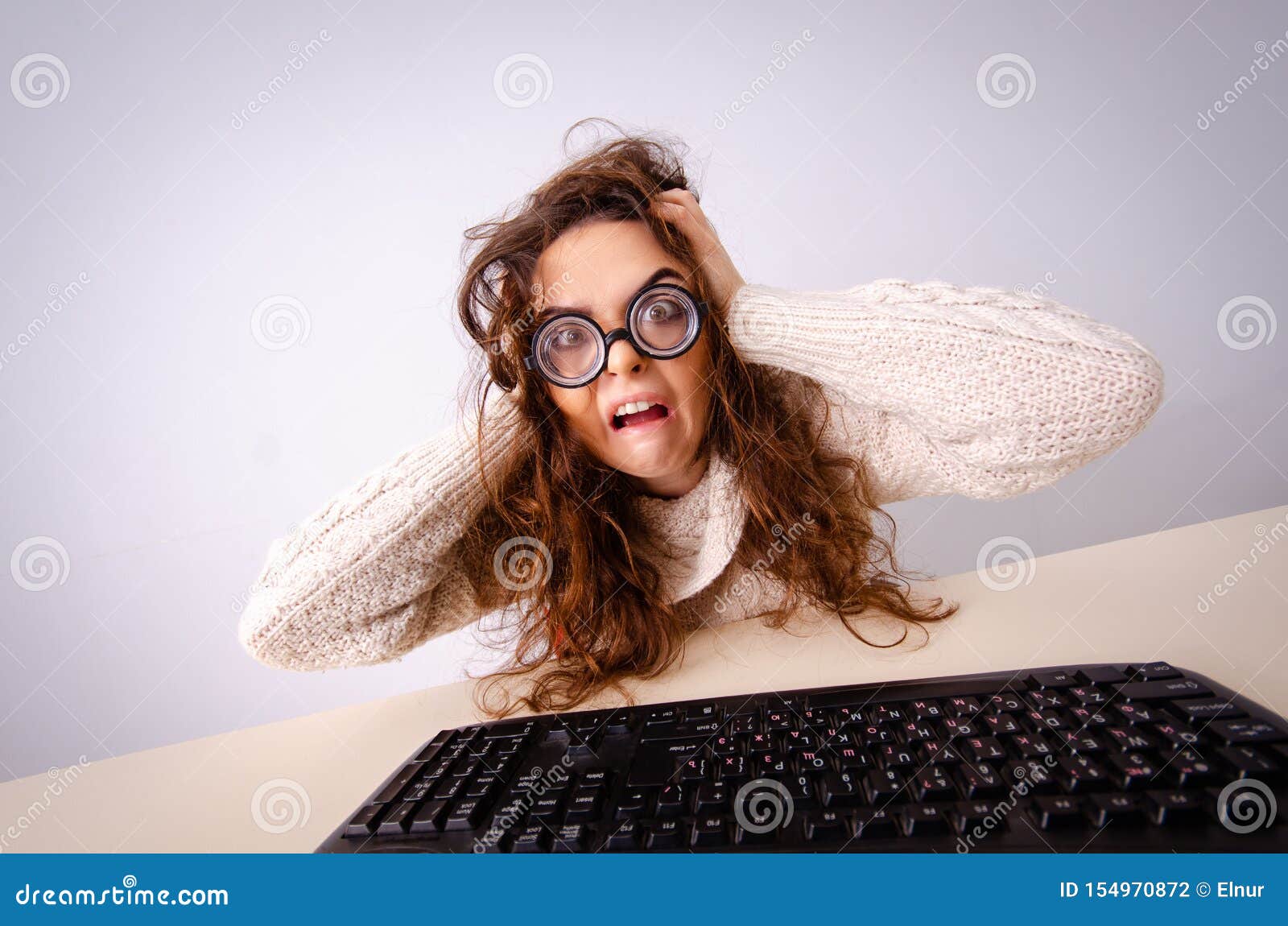 Lustiges Sonderlingsm?dchen, Das an Computer Arbeitet Stockfoto - Bild ...