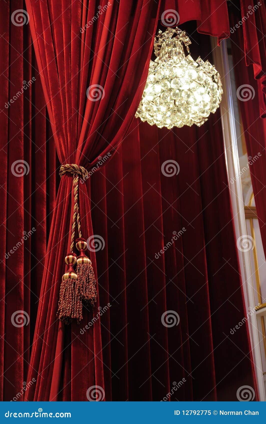 Lustre Avec Les Rideaux Rouges Image stock - Image du étape, abstrait ...