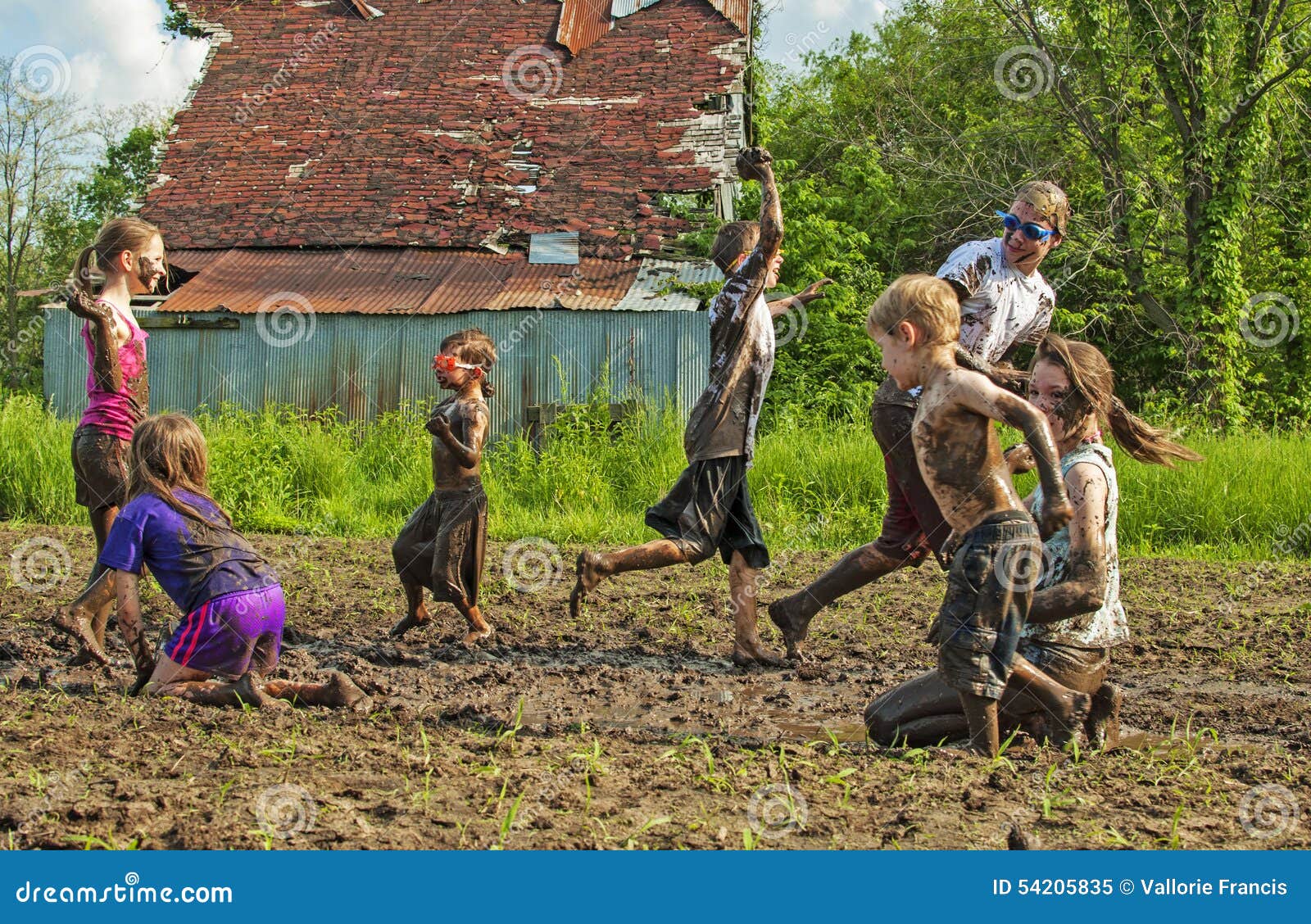 Luta Da Lama De 7 Sete Crianças Imagem de Stock - Imagem de ajuste ...