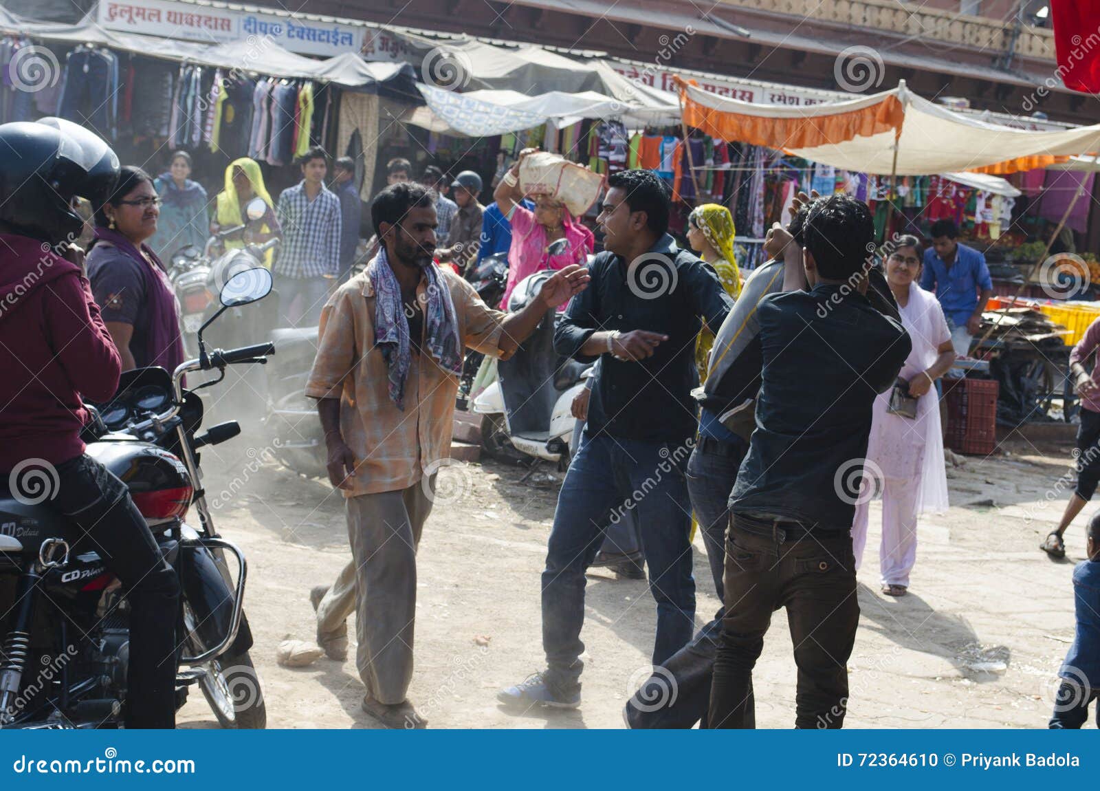 Luta da rua imagem editorial. Imagem de estrada, habitual - 72364610