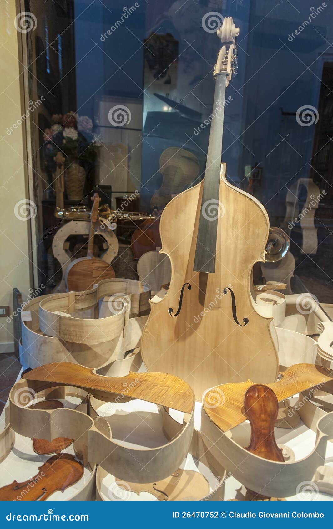 Lutist in Cremona stock photo. Image of construction - 26470752
