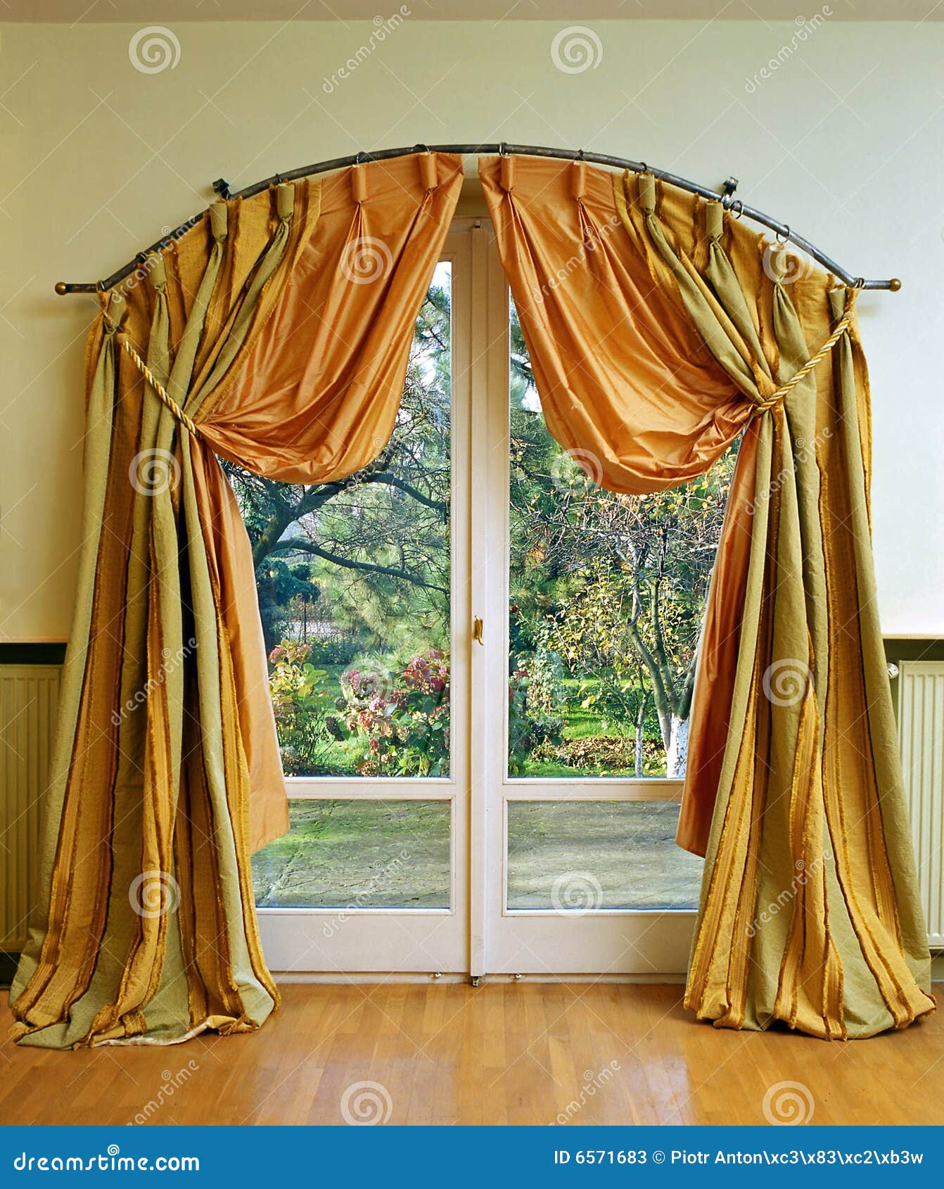 Luxe de rideau image stock. Image du hublot, classique - 6571683