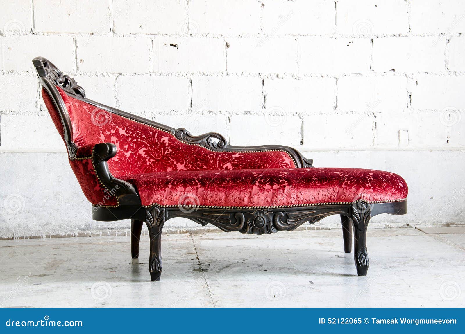 Luxe Rode Bank in Uitstekende Ruimte Stock Afbeelding - Image of ...