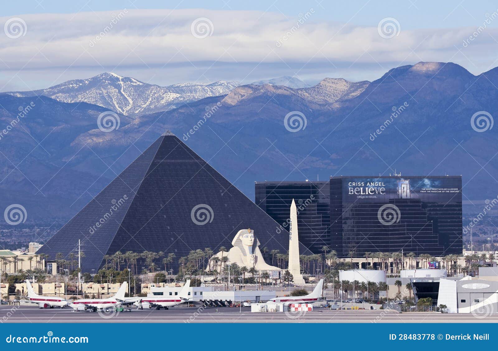 A Luxor View from McCarran International Airport Editorial Stock Photo ...