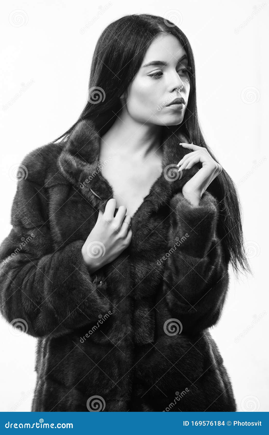 Luxurious Fur Woman Attractive Model Wear Dark Soft Coat Fashion