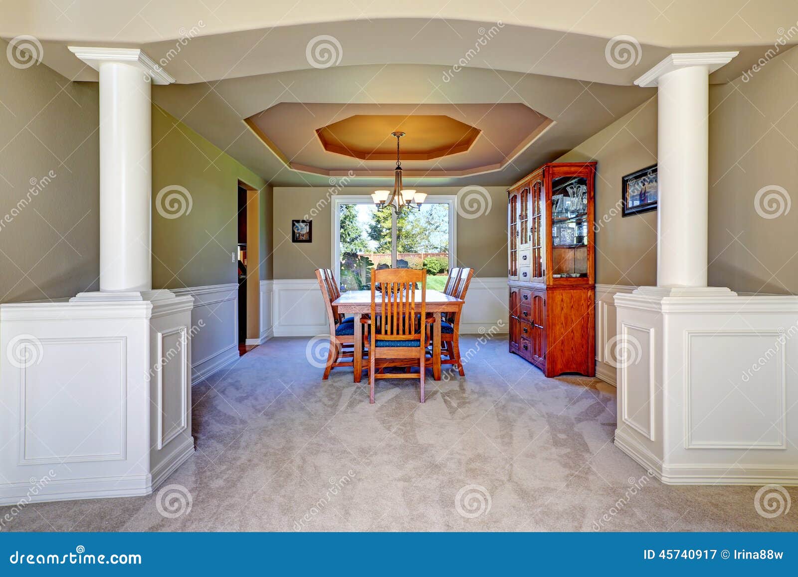 Luxury Dining Rooom Design With Rugs