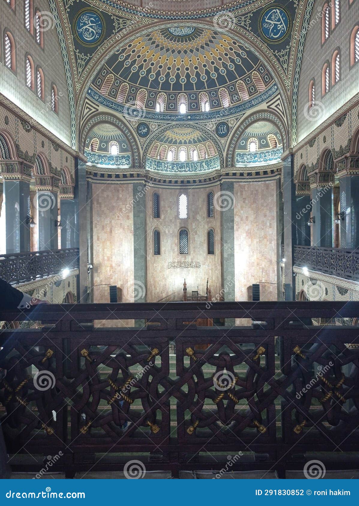 The Luxury of the Indonesian Mosque with a Simple Hagia Shopia Pattern ...