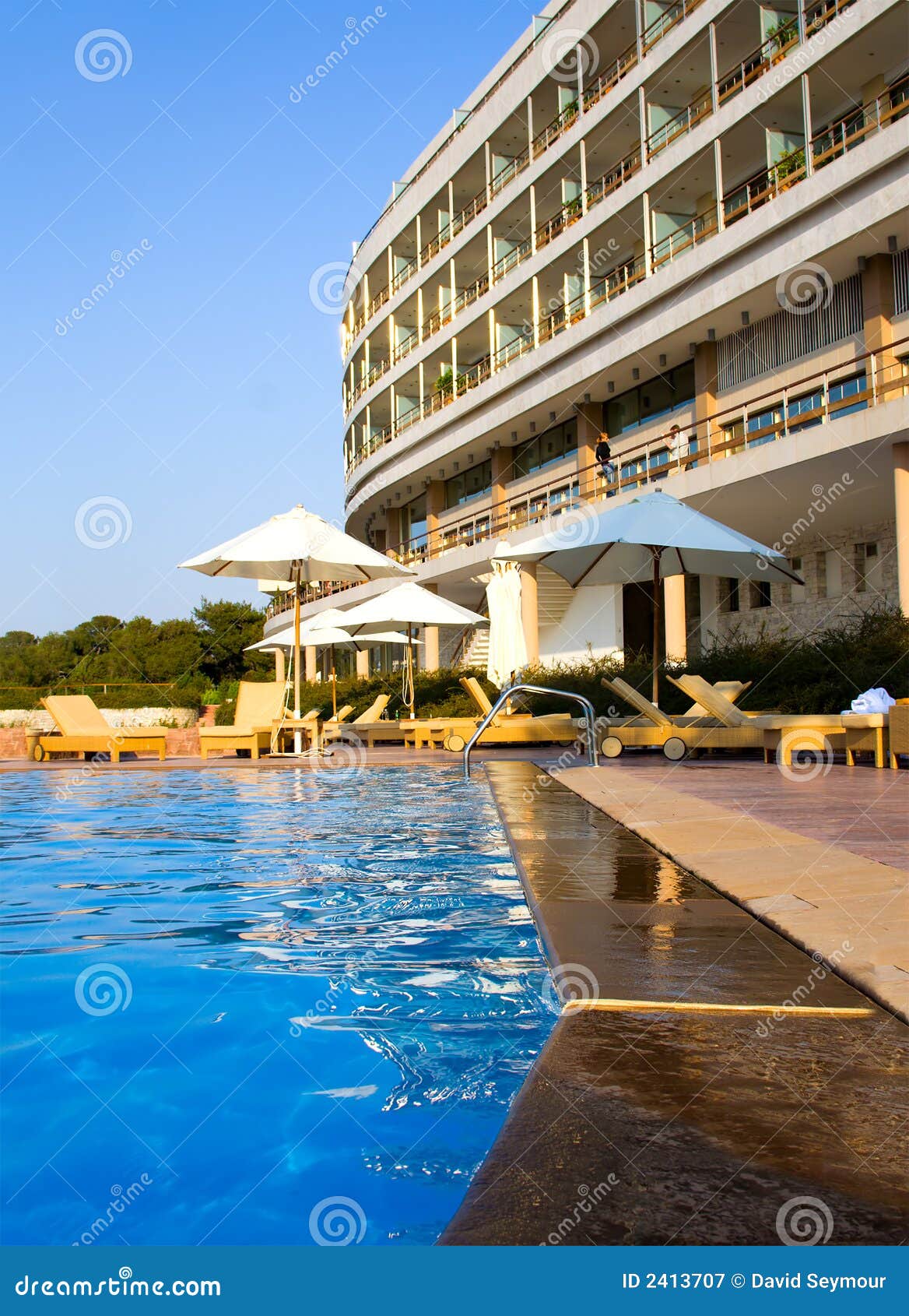 LuxushotelPoolside stockbild. Bild von blau, tourist, gesundheit - 2413707