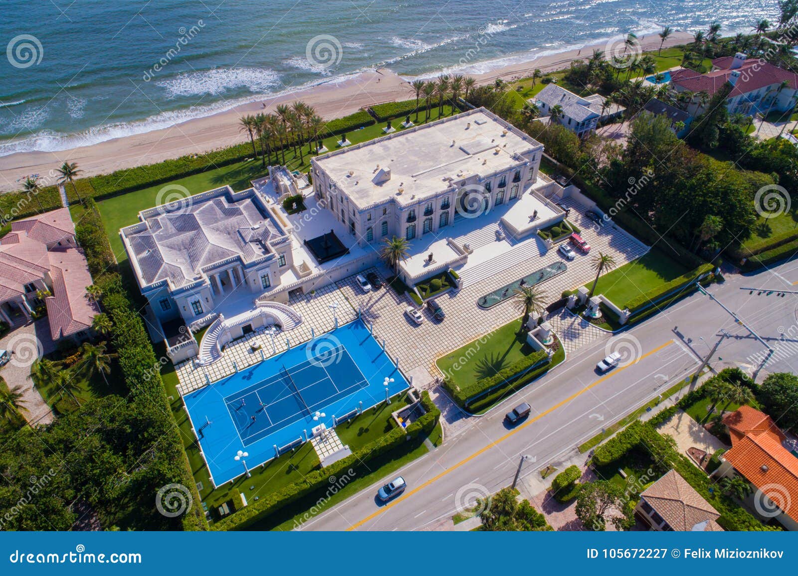 Luxusvilla mit Tennisplatz stockbild. Bild von palme - 105672227