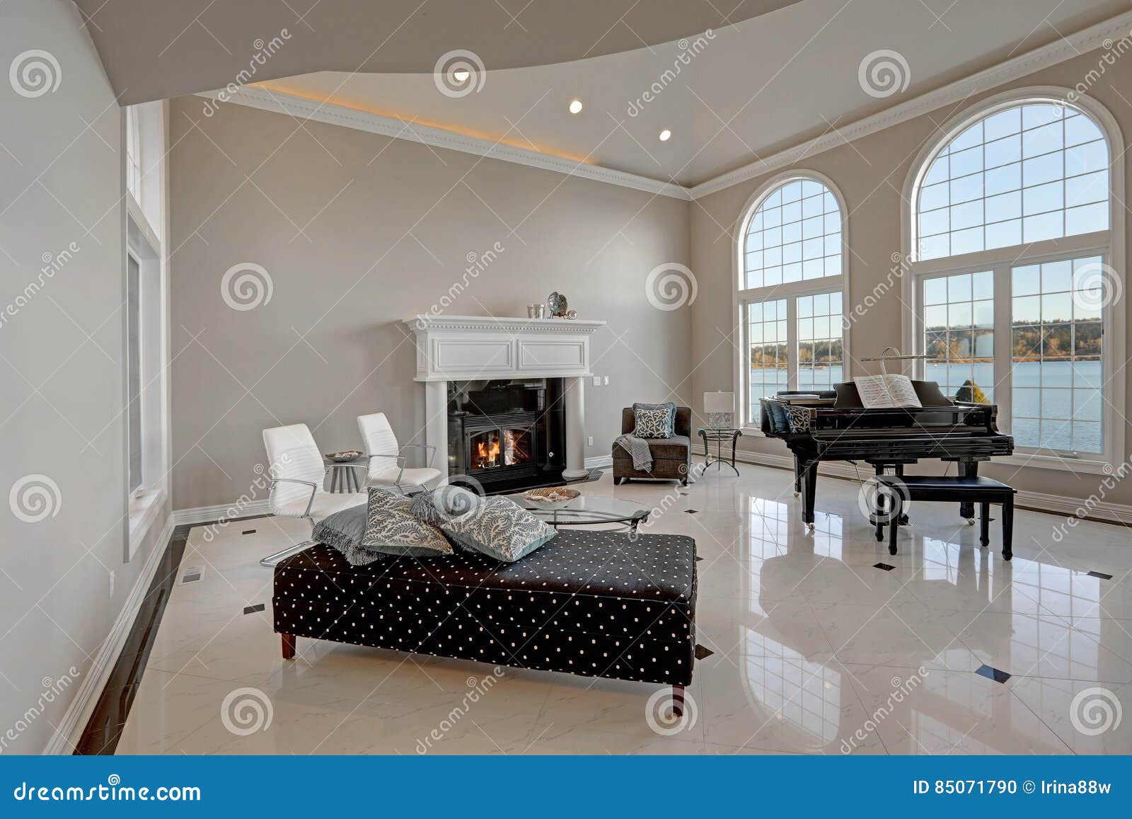 Luxuswohnzimmer Der Hohen Decke Mit Marmorboden Stockfoto - Bild von ...