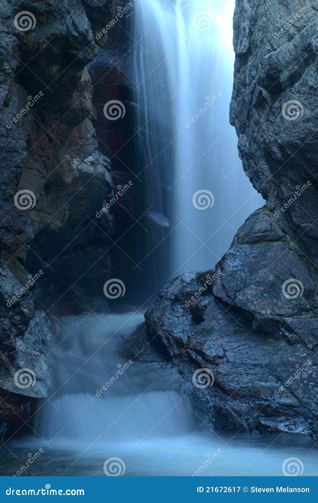 Luz - cascata azul imagem de stock. Imagem de garganta - 21672617