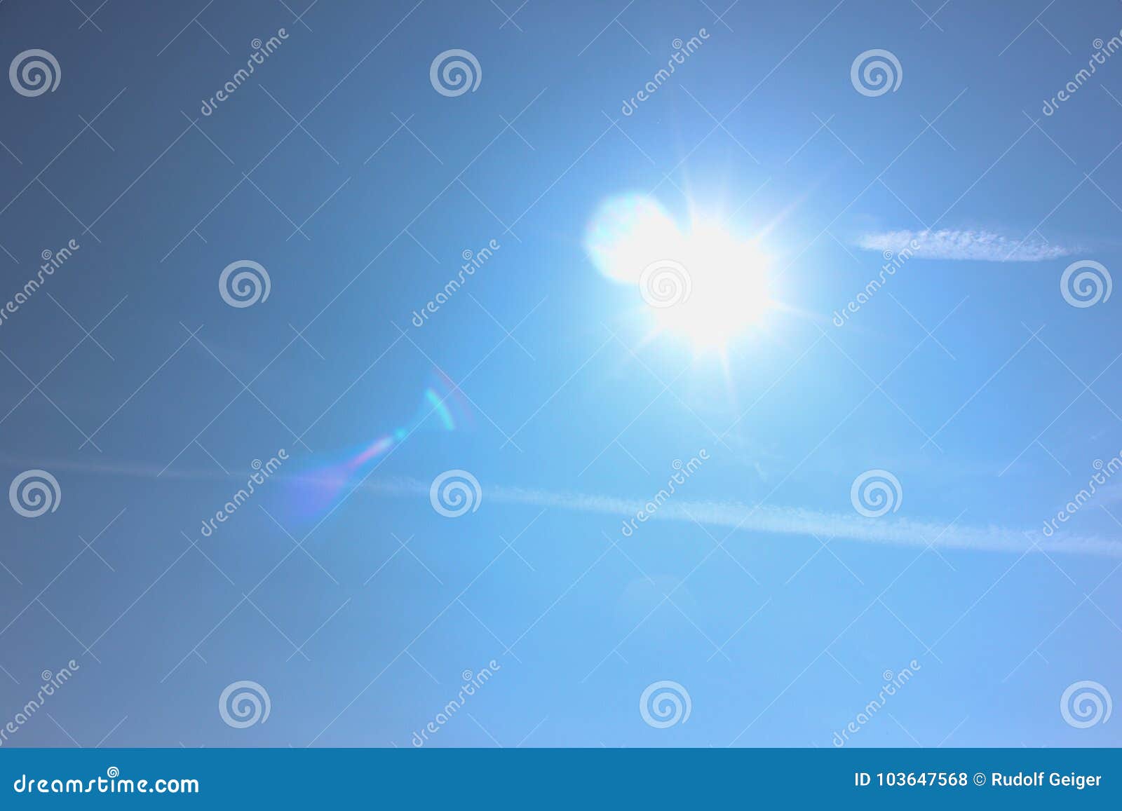 Luz Del Sol Directa En El Cielo Foto de archivo - Imagen de cielo, nube ...