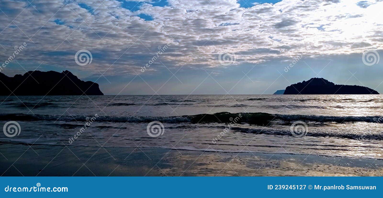 A Luz Do Sol Matinal Sobe Na Praia. Imagem de Stock - Imagem de ...