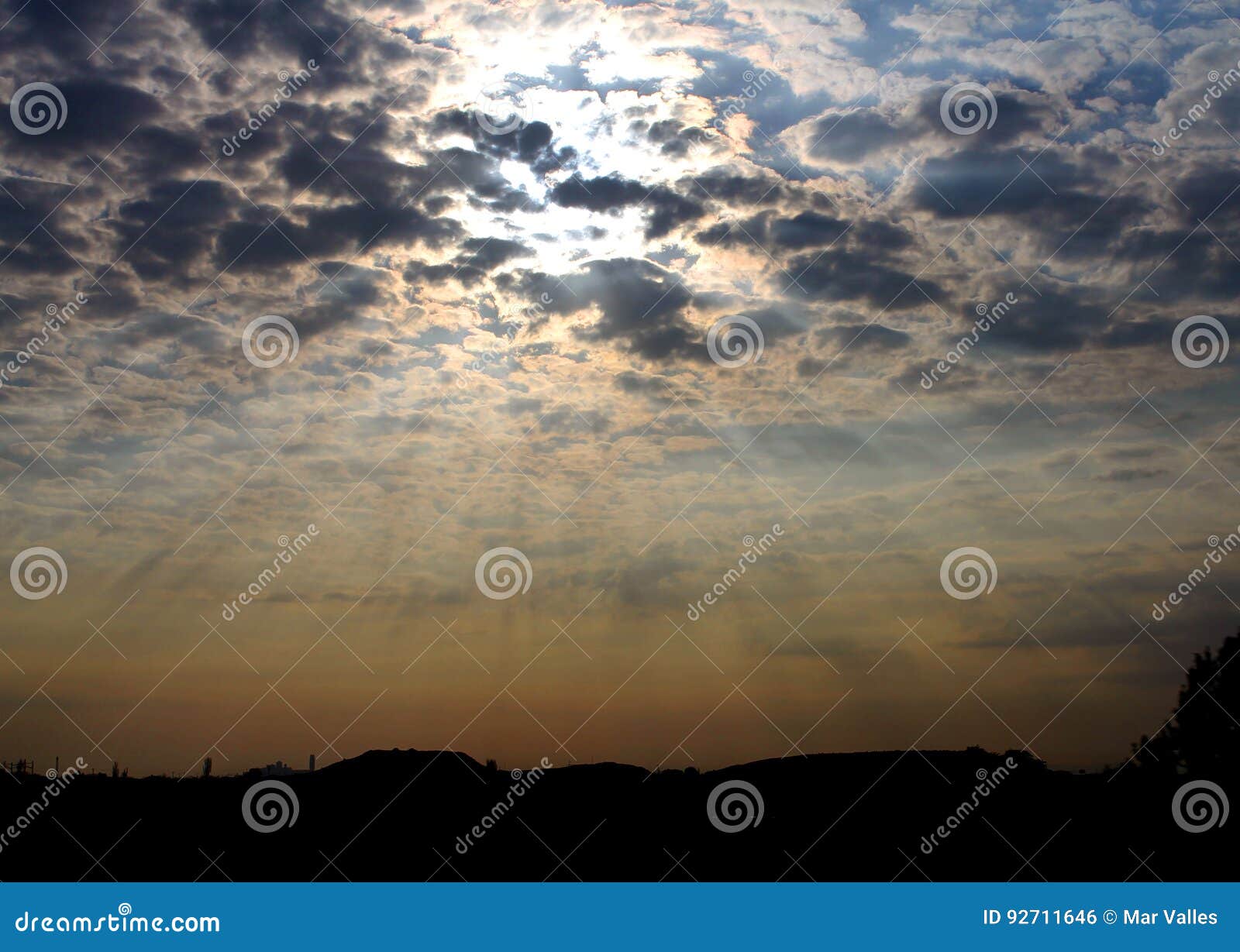 Luz entre las nubes foto de archivo. Imagen de amaneceres - 92711646