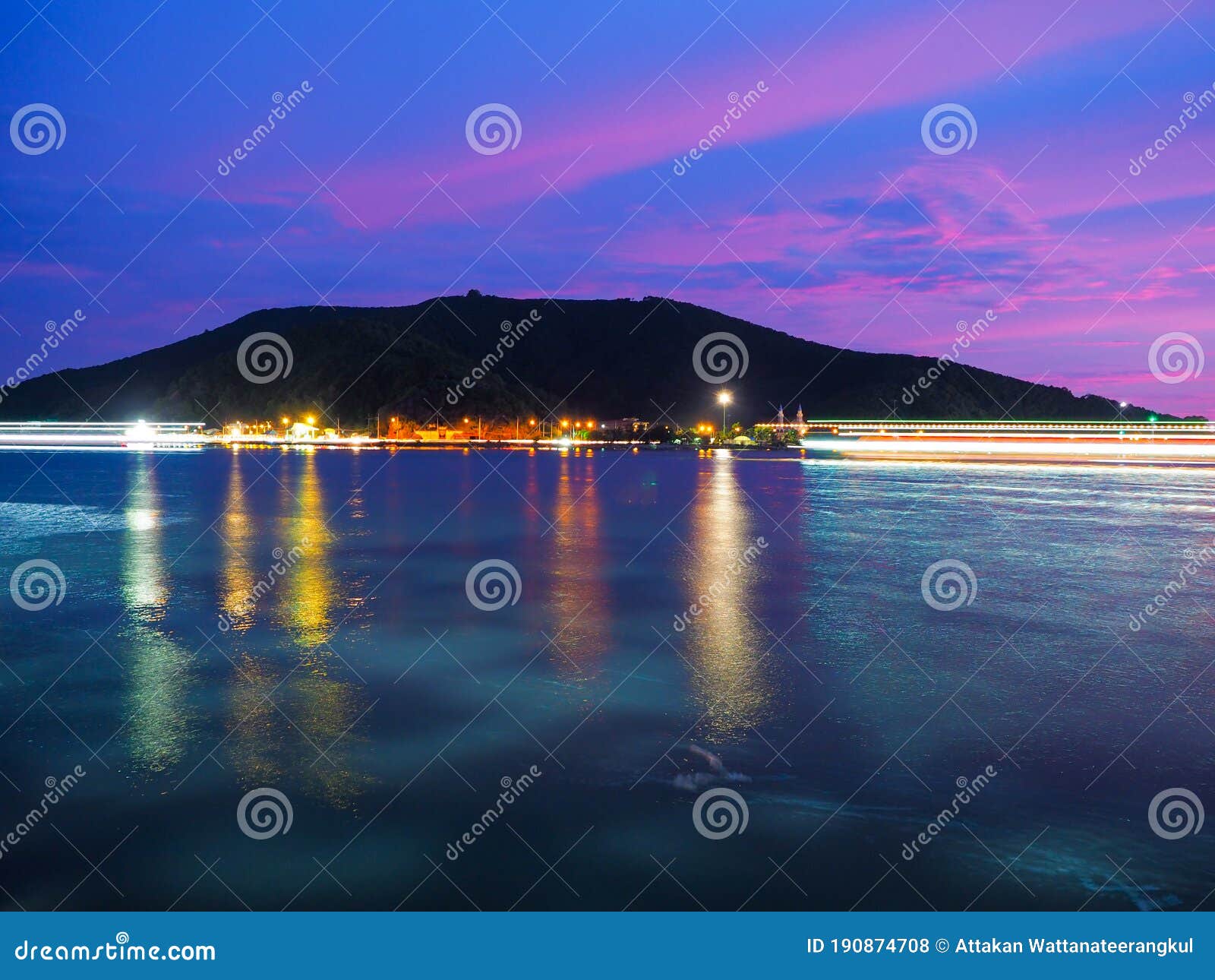 Luz Reflejada En La Superficie Del Agua Foto de archivo - Imagen de ...