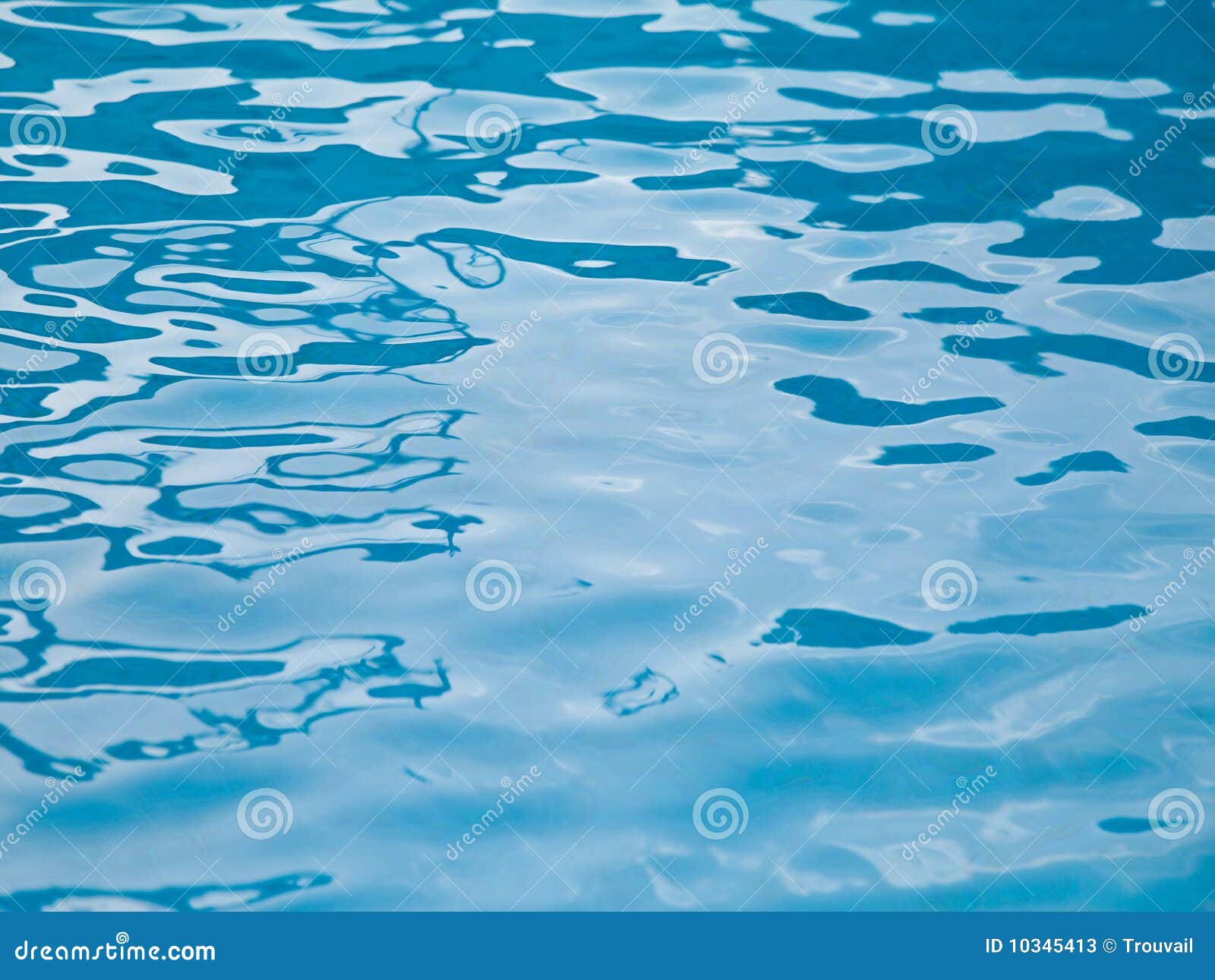 Luz refletindo da piscina imagem de stock. Imagem de azul - 10345413