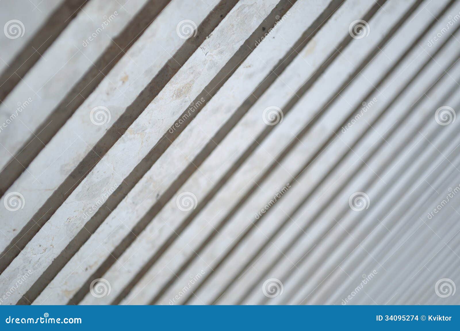 Luz Y Sombras En Columnas Modernas En Diagonal Foto de archivo - Imagen ...