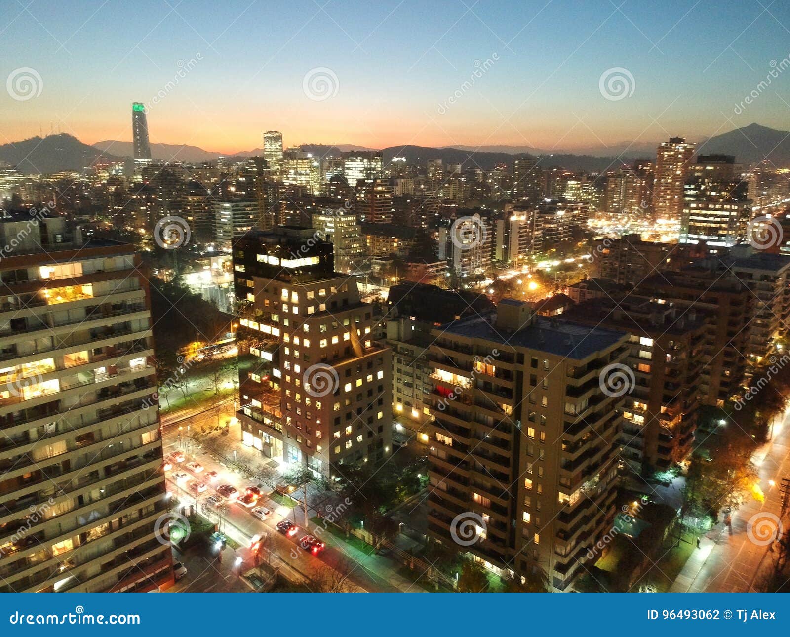 Luzes Da Cidade Da Noite No Santiago, O Chile Foto de Stock - Imagem de ...