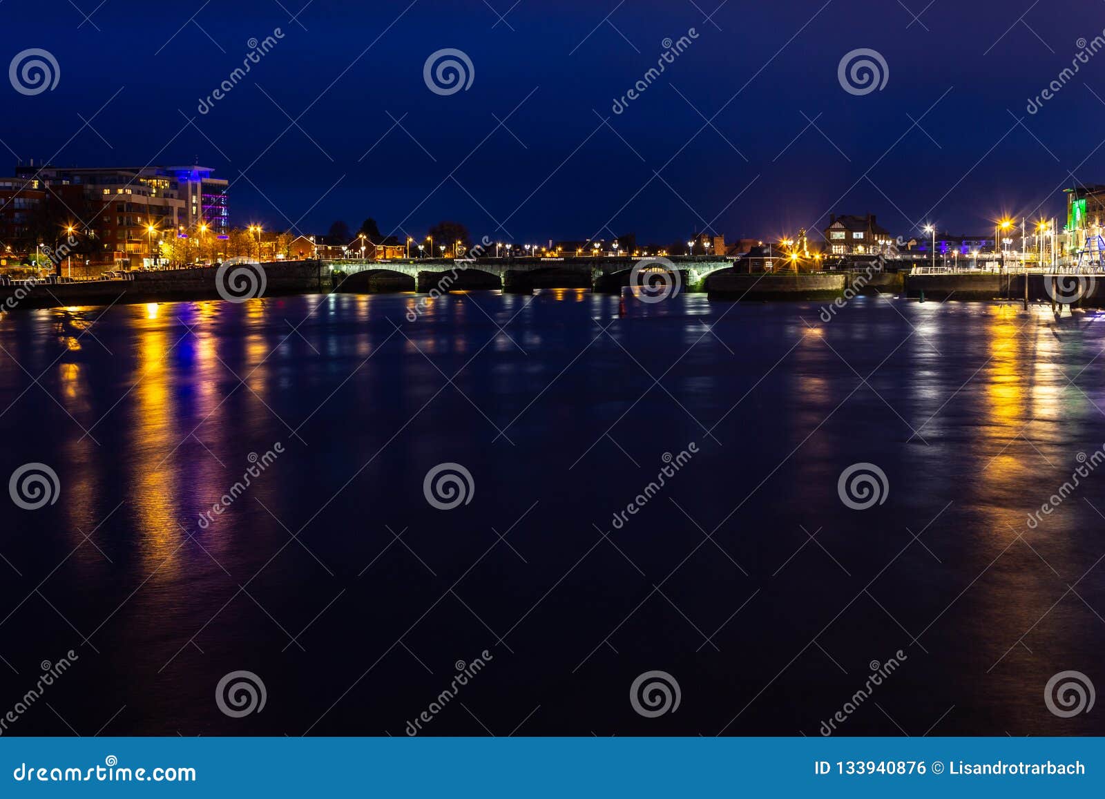 Luzes Da Cidade No Rio De Shannon Foto de Stock - Imagem de cidade ...