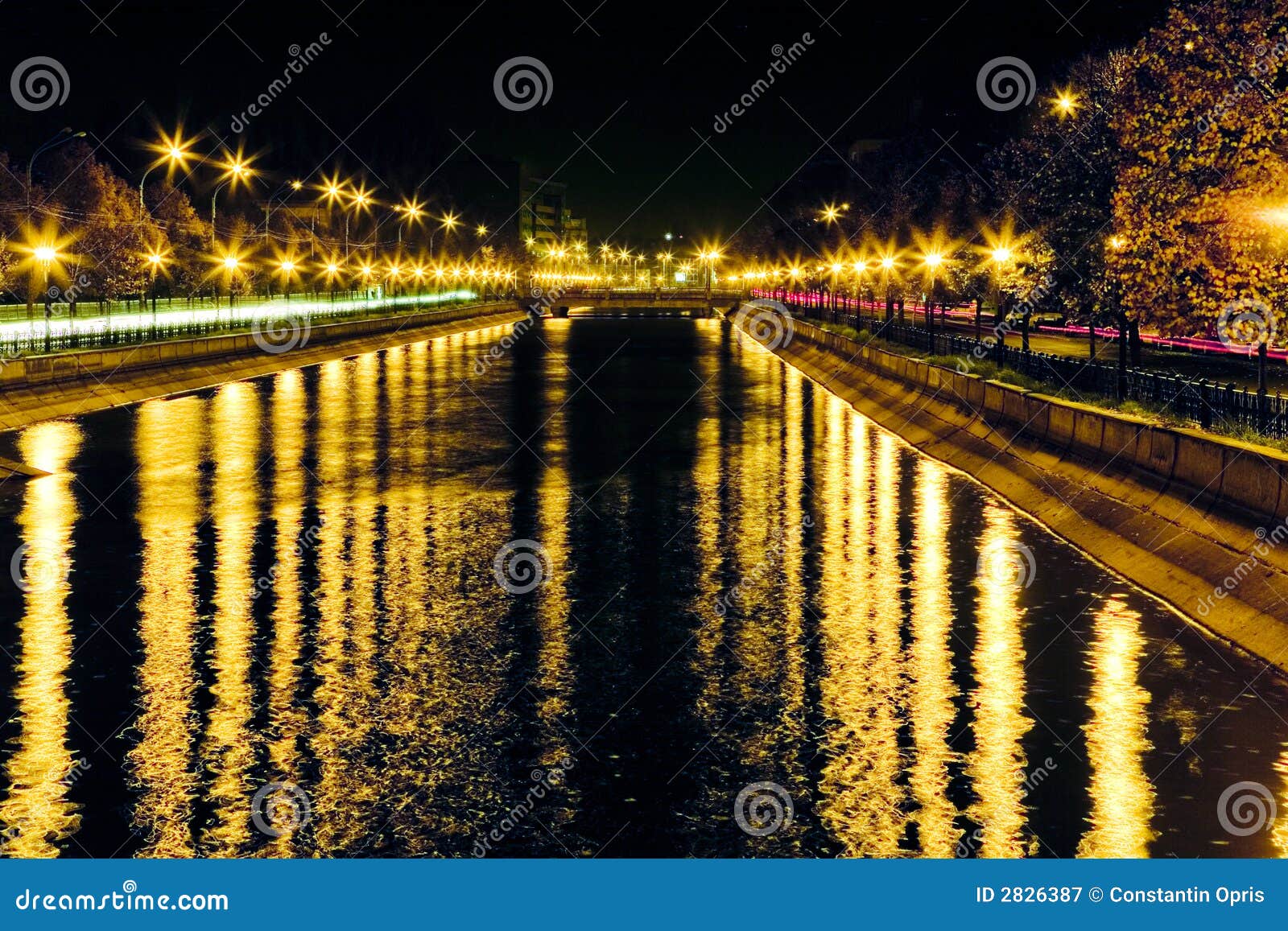 Luzes do brilho pelo rio imagem de stock. Imagem de noite - 2826387