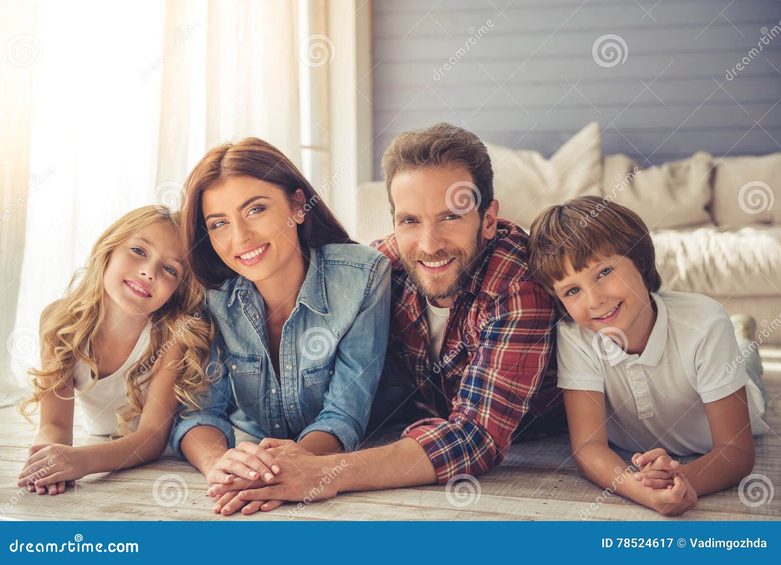 Lycklig Familj Tillsammans Fotografering För Bildbyråer Bild Av Ligga