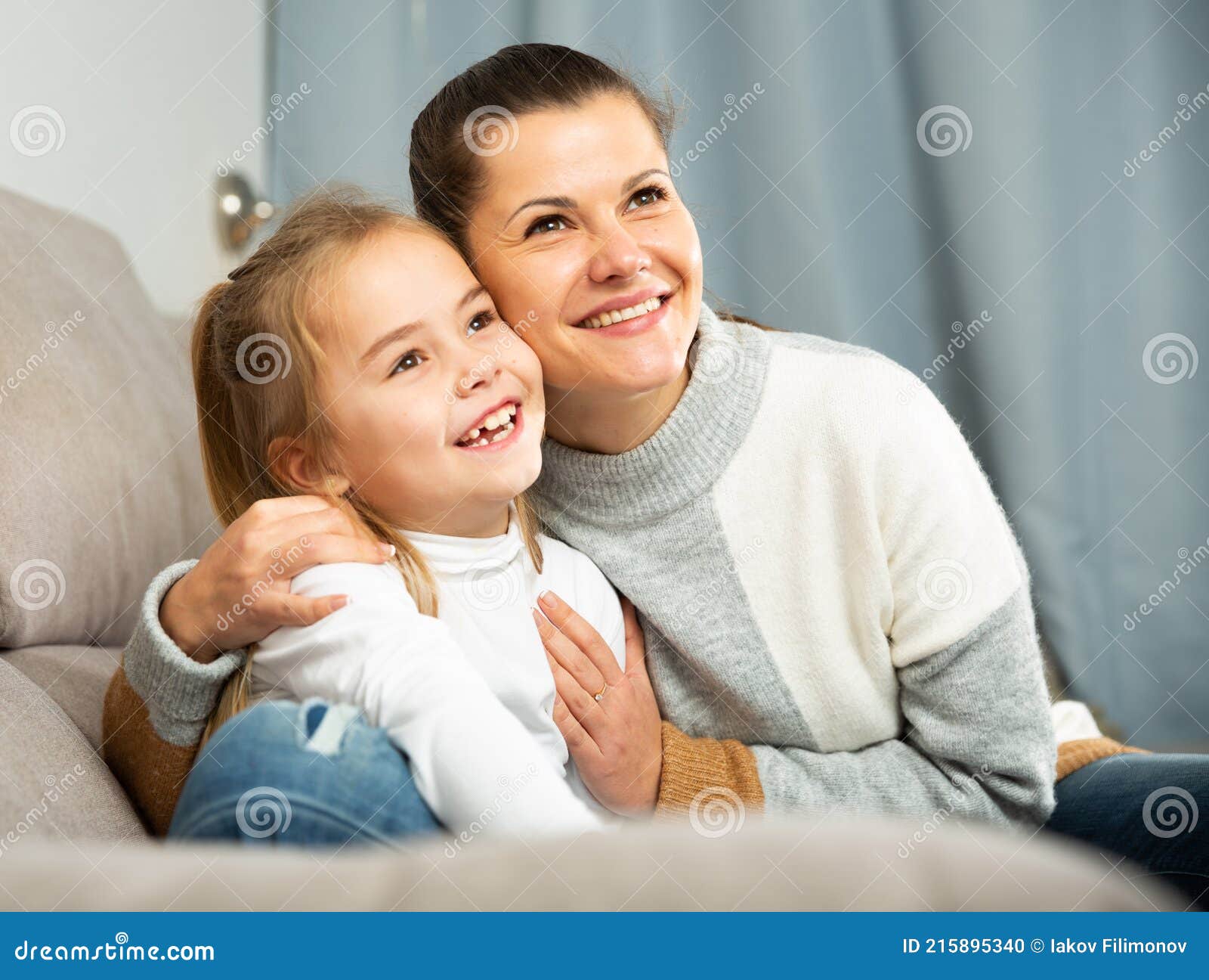 Lycklig Familjemedlem Med Liten Dotter Som Skrattar Hemma Arkivfoto