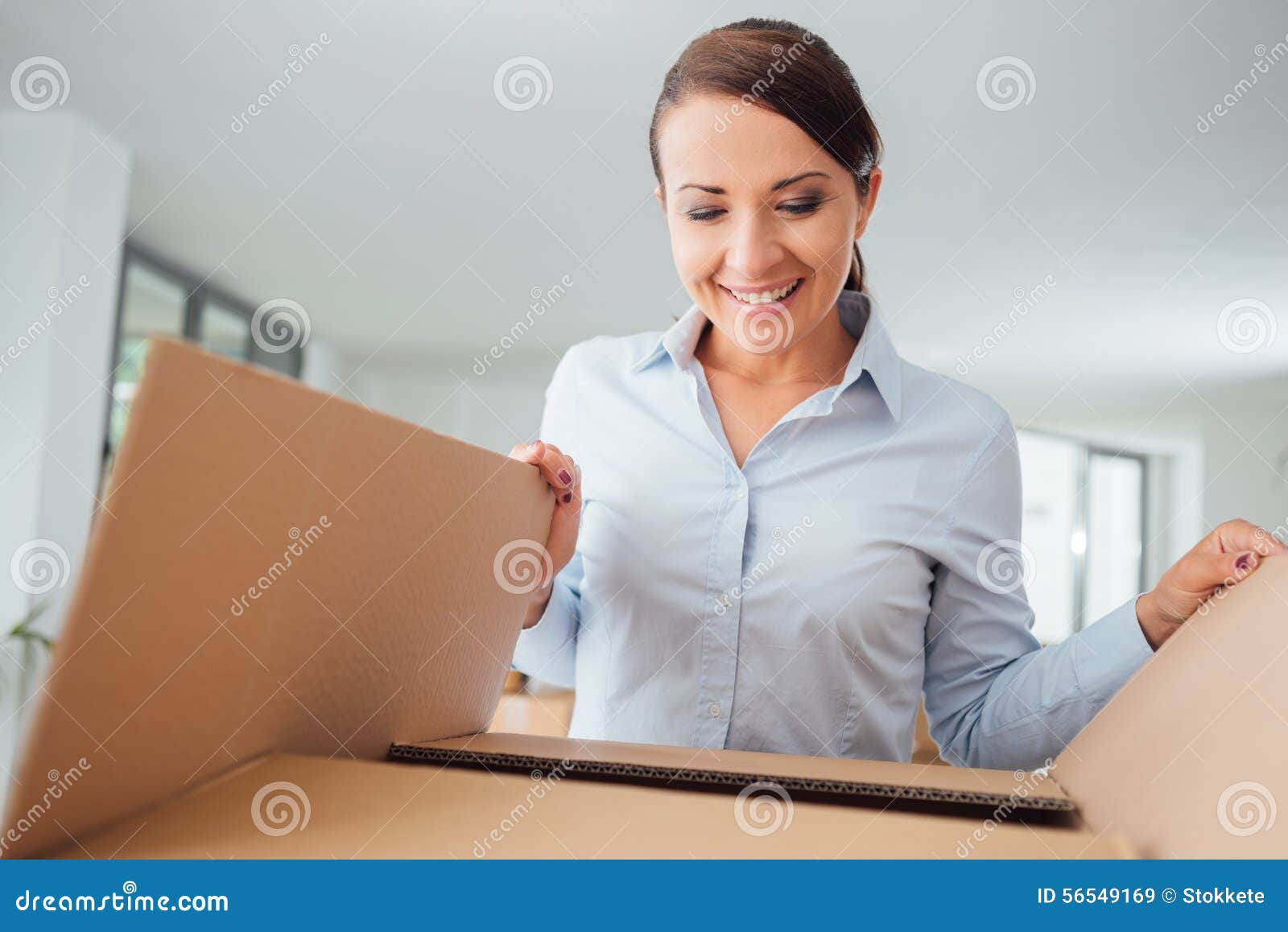 Lycklig Kvinna Som Packar Upp Fotografering för Bildbyråer - Bild av ...