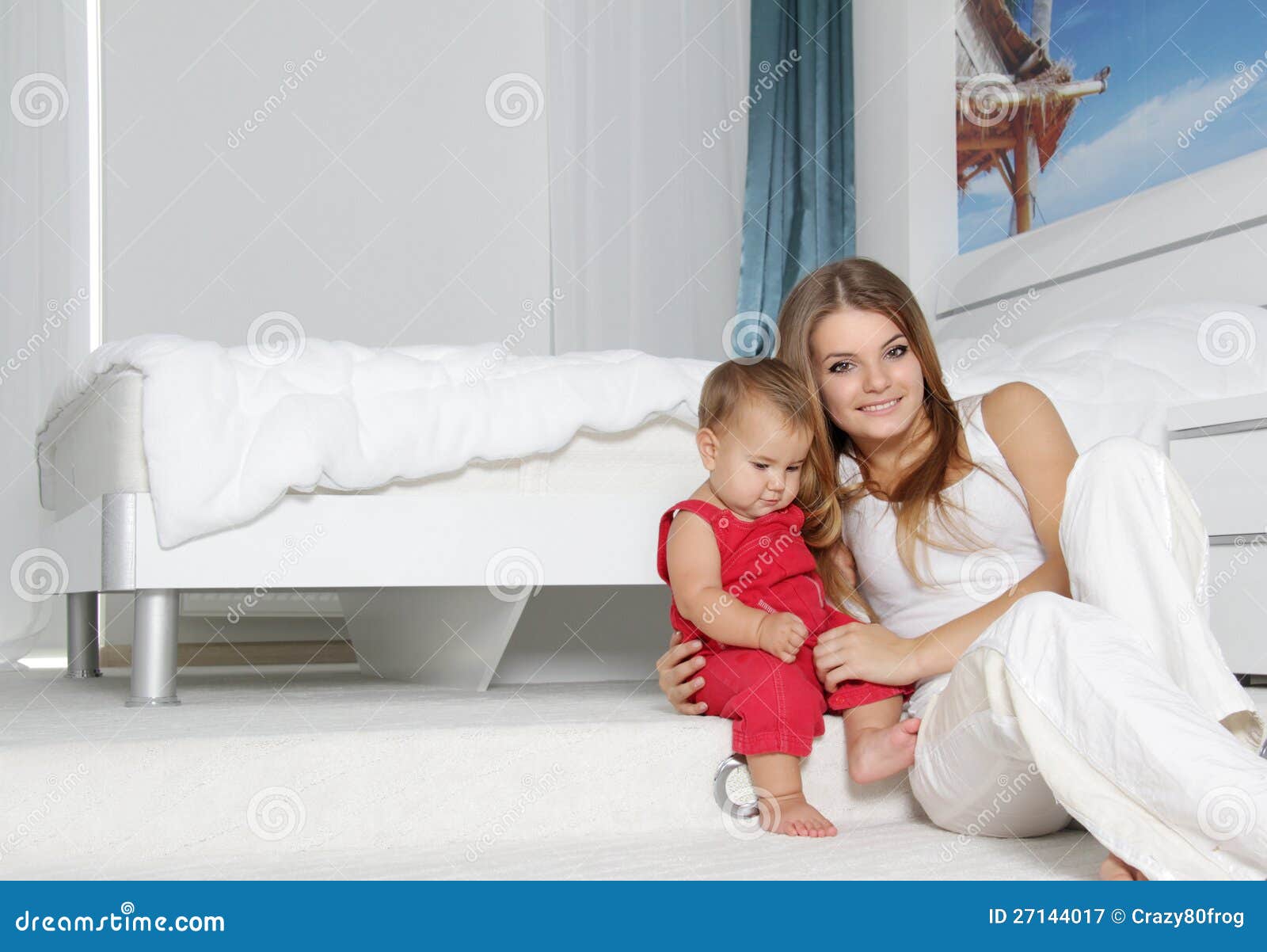 Lycklig Le Moder Och Barn Hemma Fotografering för Bildbyråer - Bild av ...