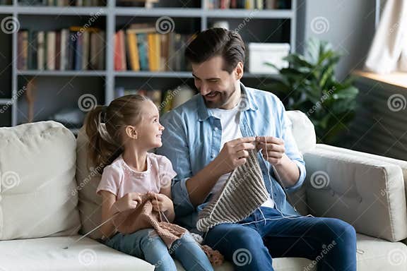 Lycklig Liten Förskoleflicka Som Knullar Med Pappa Arkivfoto Bild Av
